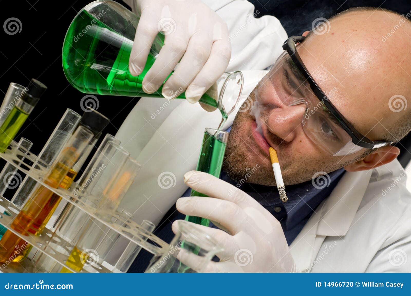 Scientifique Fou Dans Le Laboratoire Photo stock - Image du analyser ...