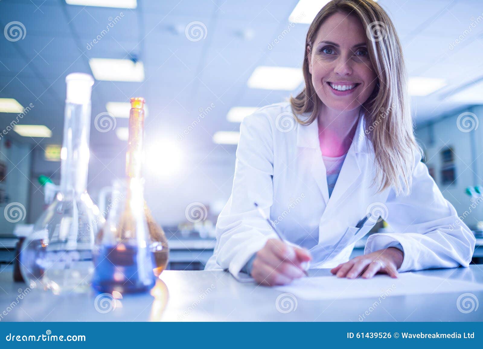 Scientifique Travaillant Dans Le Laboratoire Photo stock - Image du ...