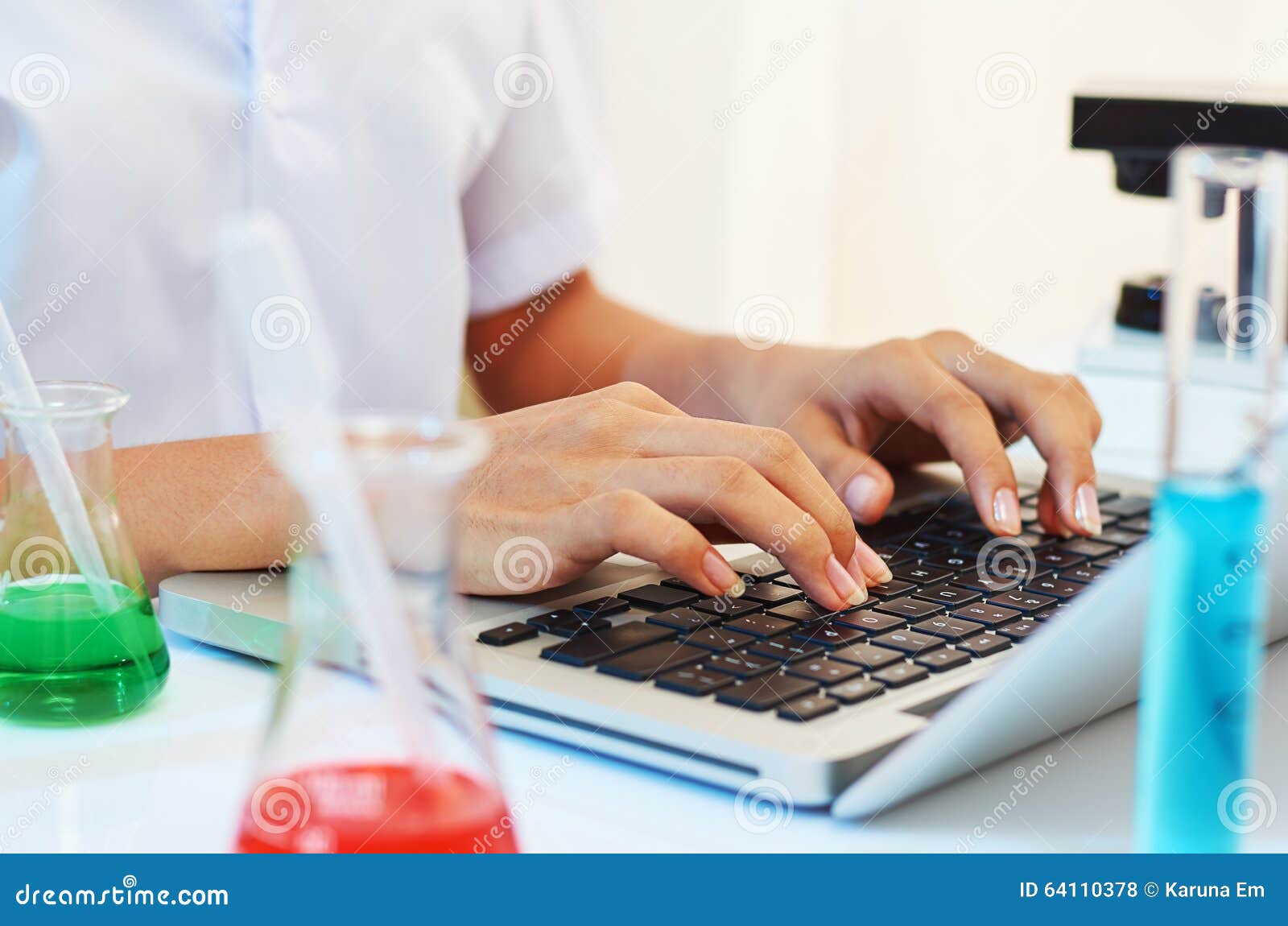 Scientifique Travaillant Dans Le Laboratoire Photo stock - Image du ...