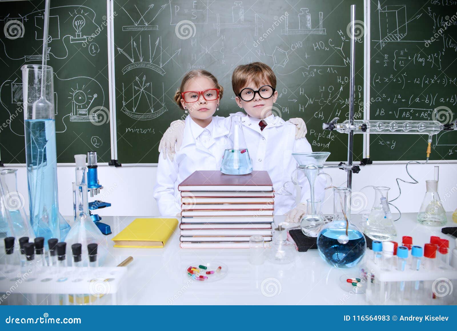 Scientifiques D'enfants Dans Le Laboratoire Image stock - Image du ...