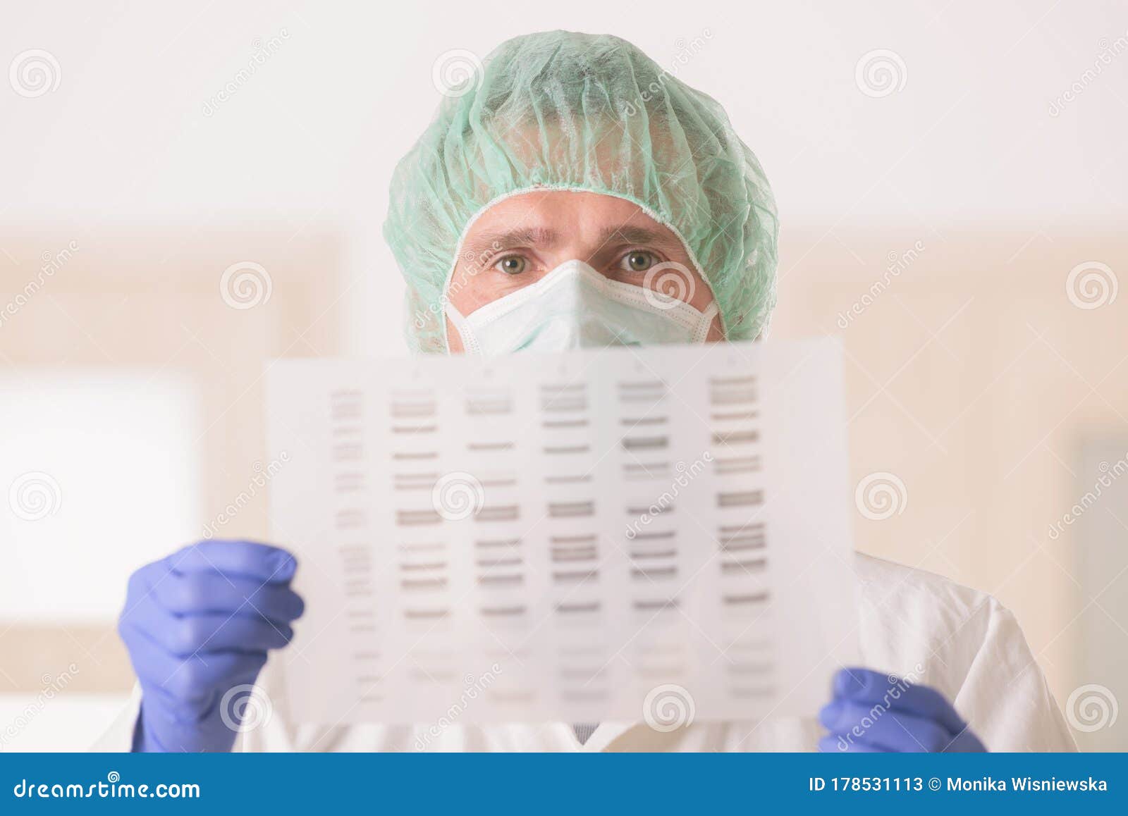 Scientist Analizing DNA Sequence Stock Image - Image of gene, discovery ...