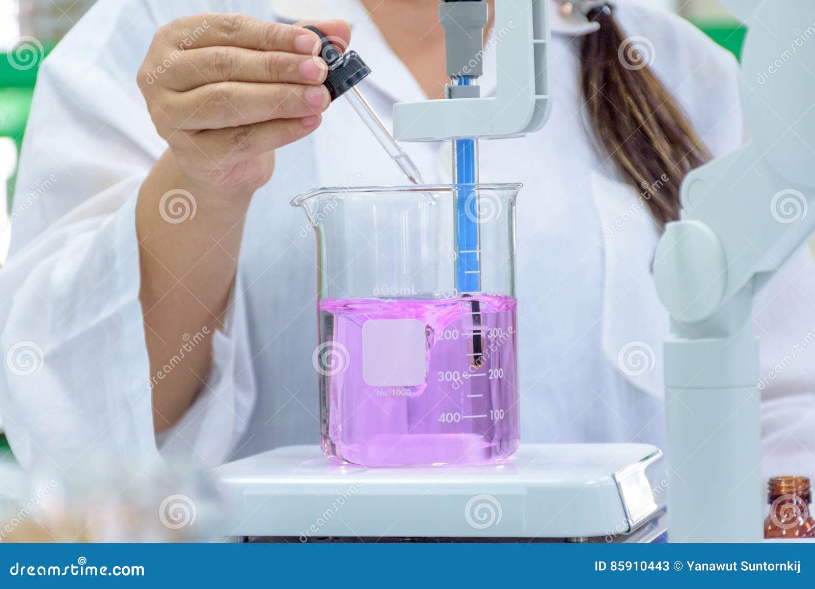 Scientist Dropping Fluid To Sample in Beaker Stock Image - Image of ...