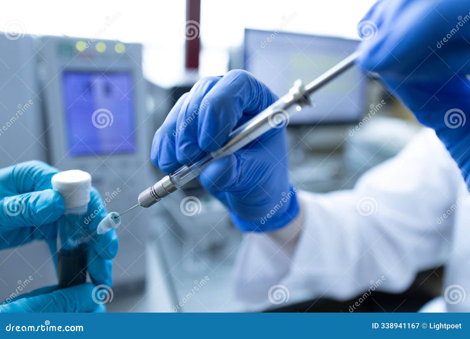 Scientist Injecting a Sample Via the Autosampler of HPLC System Stock ...
