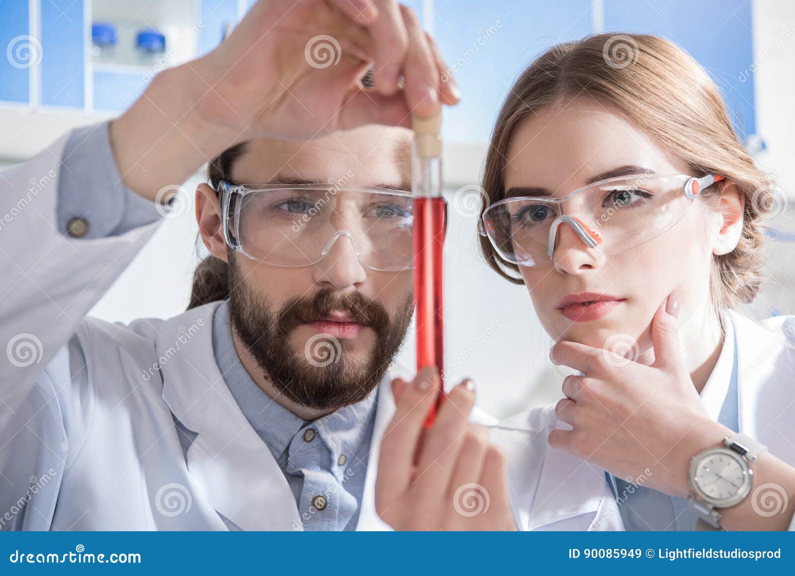 Scienziati Con Il Campione Chimico Immagine Stock - Immagine di ...