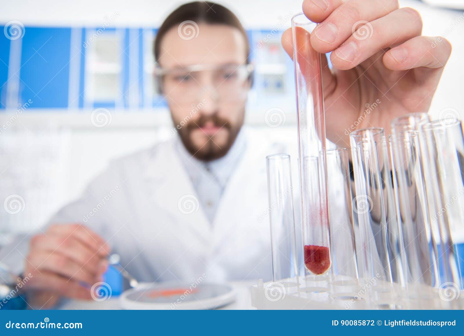 Scienziato Che Mostra La Provetta Fotografia Stock - Immagine di ...