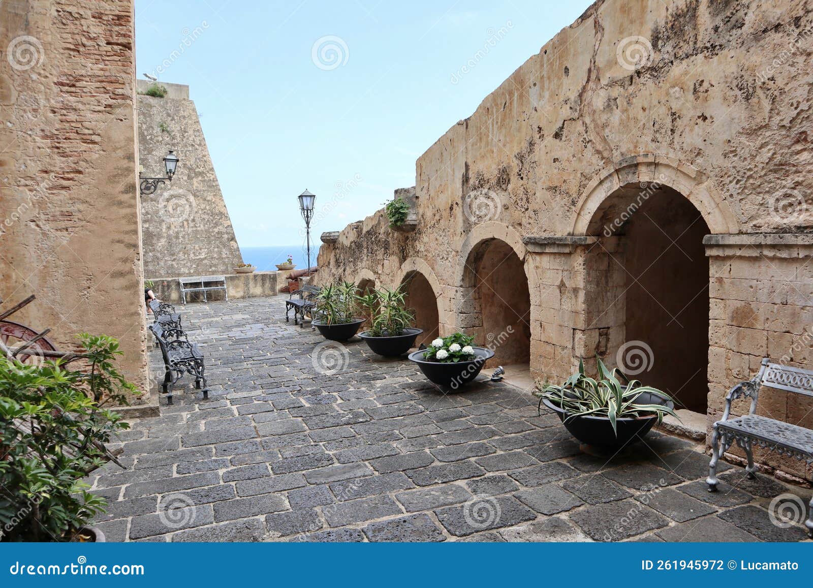 Scilla - Cortile Di Ingresso Di Castello Ruffo Stock Photo - Image of ...