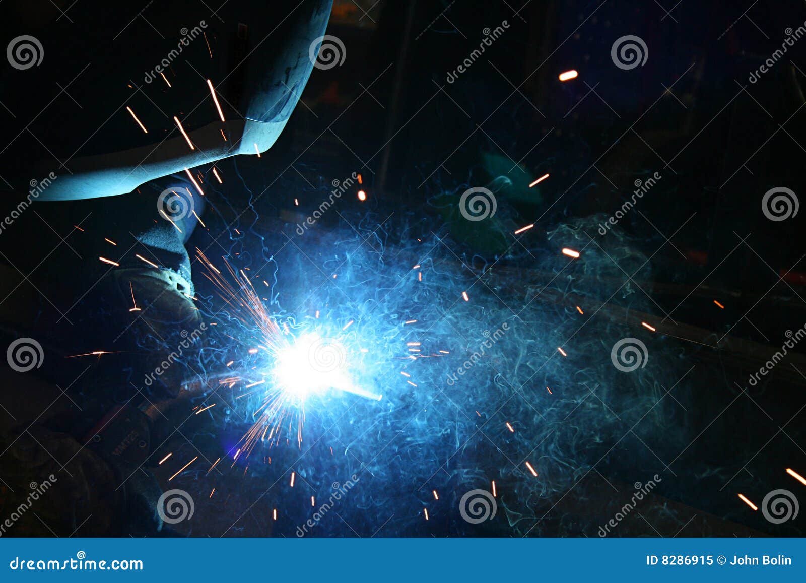 Scintille di saldatura immagine stock. Immagine di tubo - 8286915