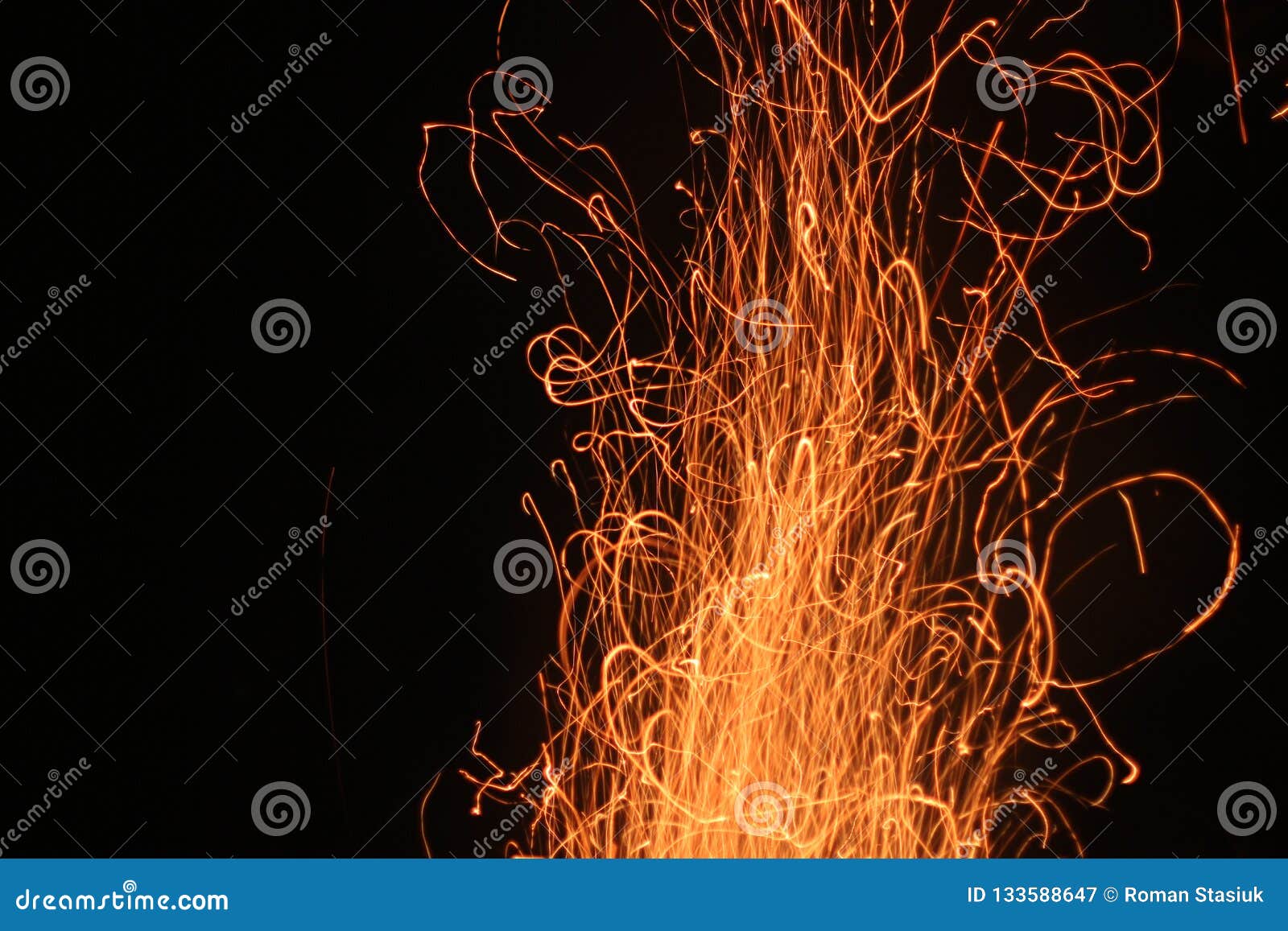 Scintille Su Un Fondo Nero Scintille Di Fuoco Fuoco Immagine Stock ...