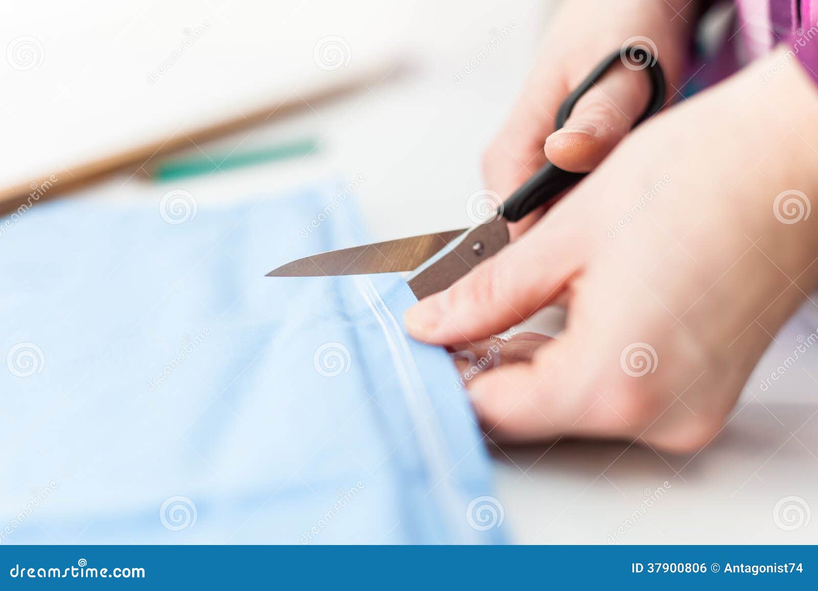 Scissors cutting tissue stock photo. Image of tissue - 37900806