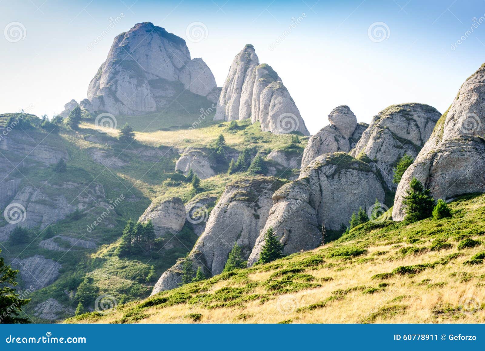 Scogliere Spettacolari Della Cima Della Montagna Immagine Stock ...