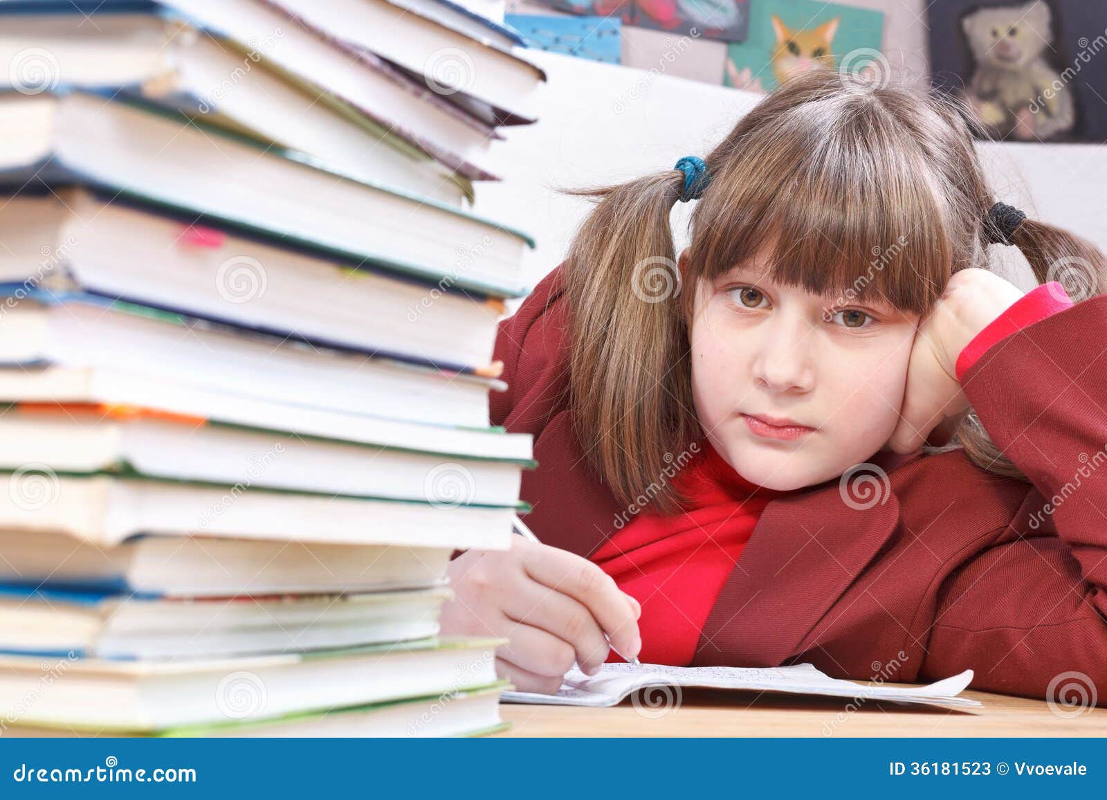 Scolara, Compito Scolastico E Pila Di Libri Immagine Stock - Immagine ...