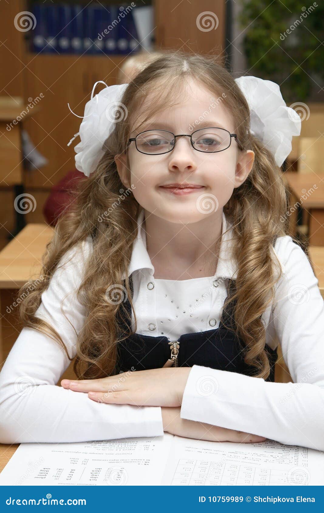 Scolara Della Scuola Elementare Immagine Stock - Immagine di caucasico ...