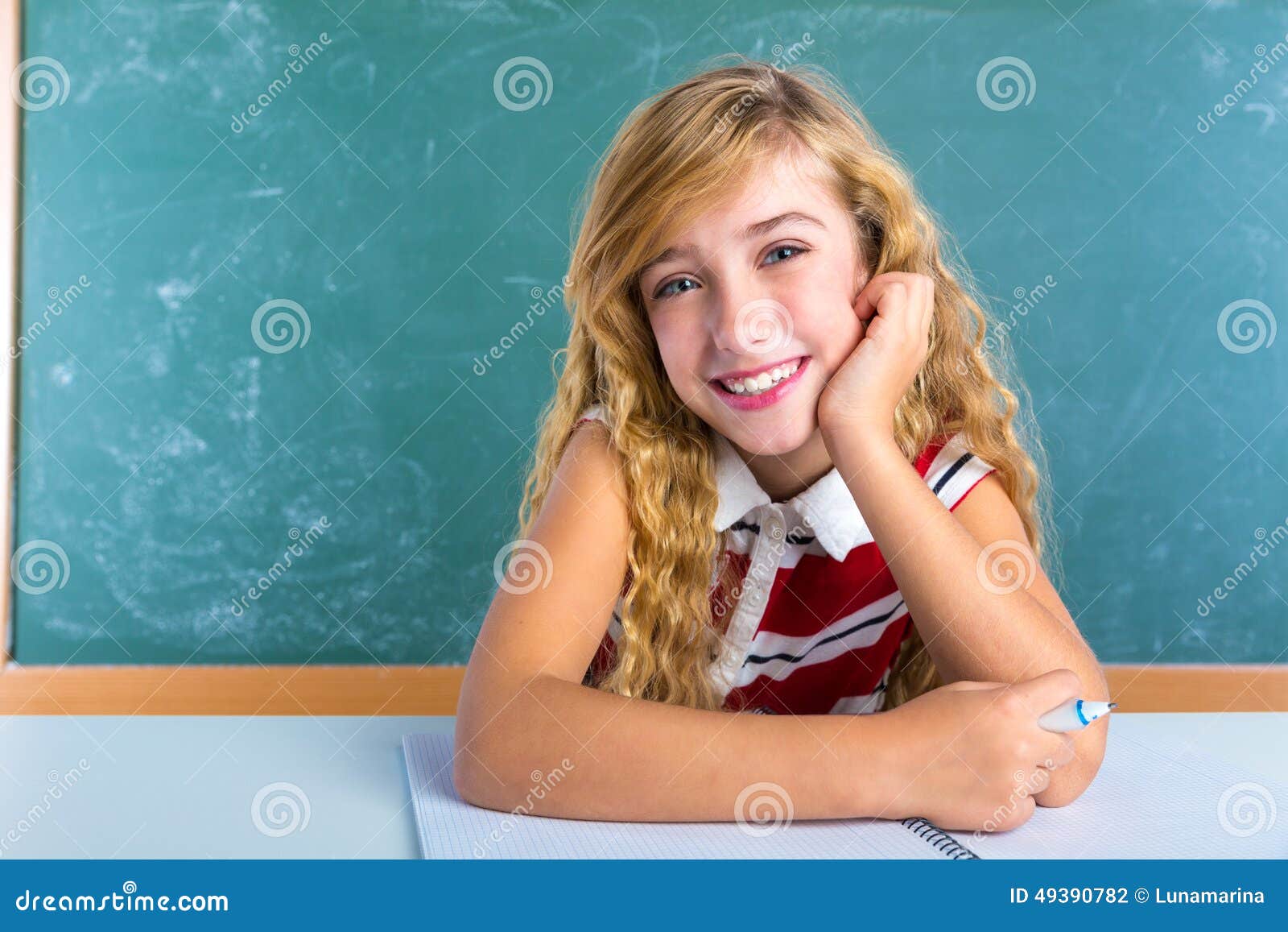 Scolara Felice Di Espressione Dello Studente in Aula Fotografia Stock ...