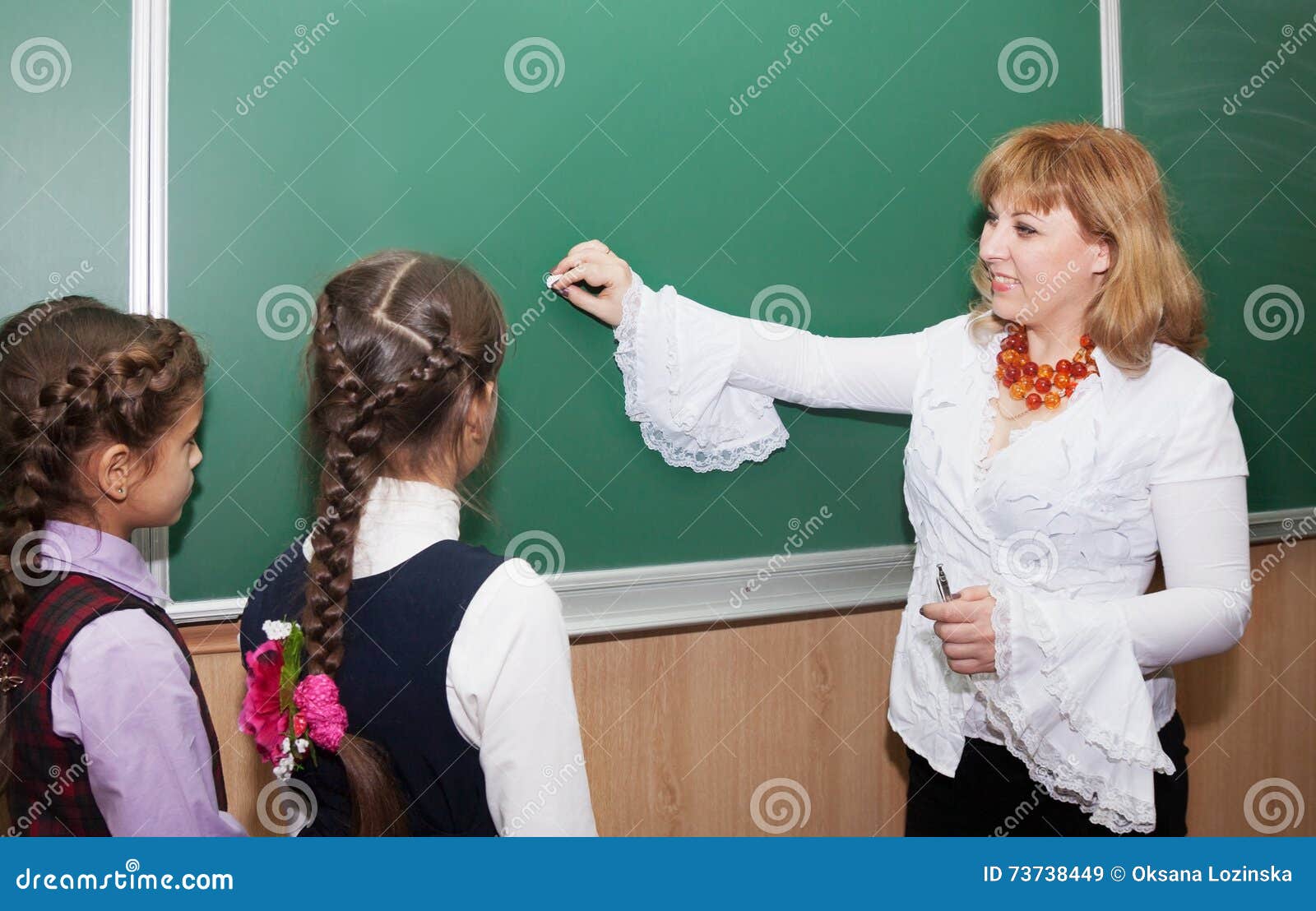 Scolare Ed Insegnante Alla Lavagna Immagine Stock - Immagine di bambino ...