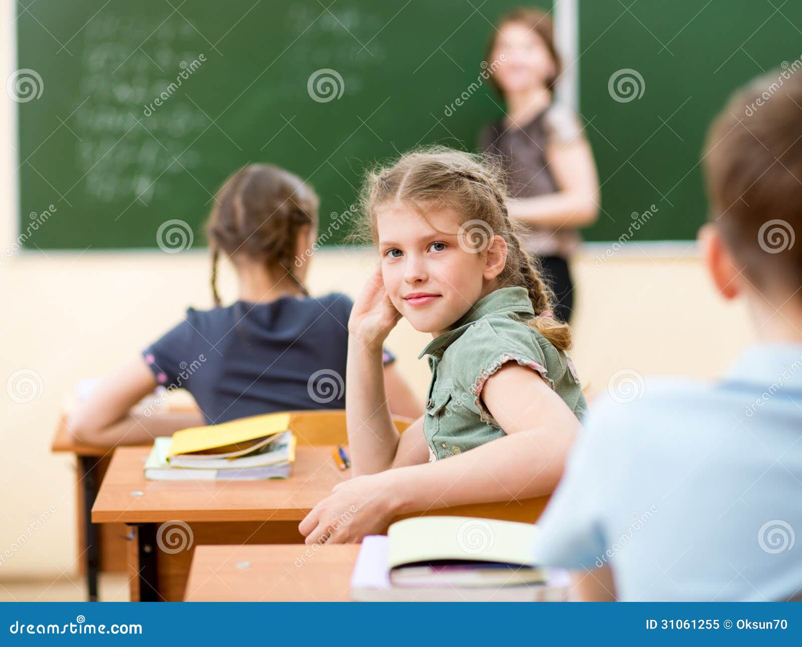 Scolari in Aula Alla Lezione Immagine Stock - Immagine di scolaro ...