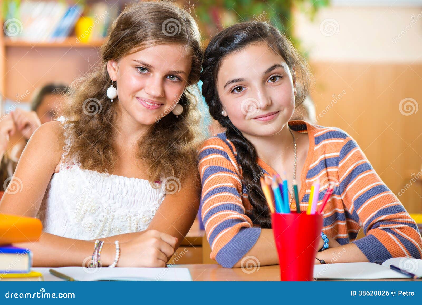 Scolari in Aula Alla Scuola Fotografia Stock - Immagine di caucasico ...