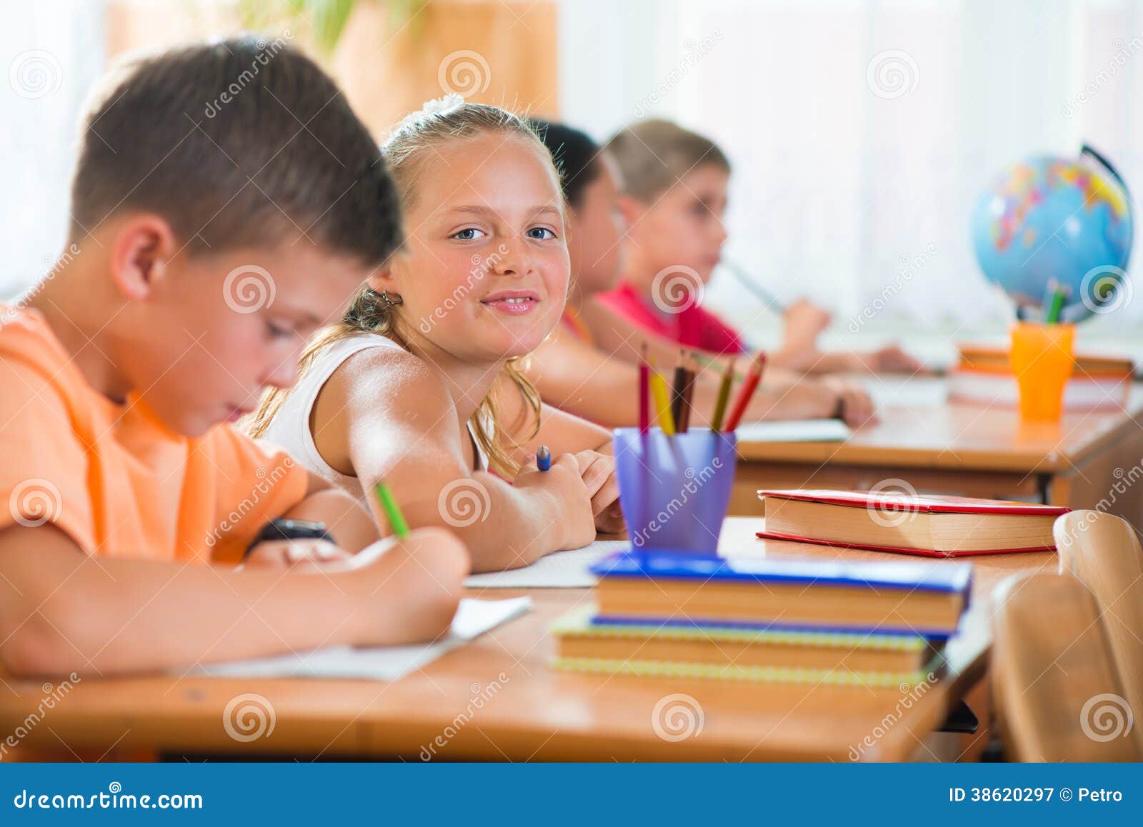 Scolari in Aula Alla Scuola Immagine Stock - Immagine di allegro ...