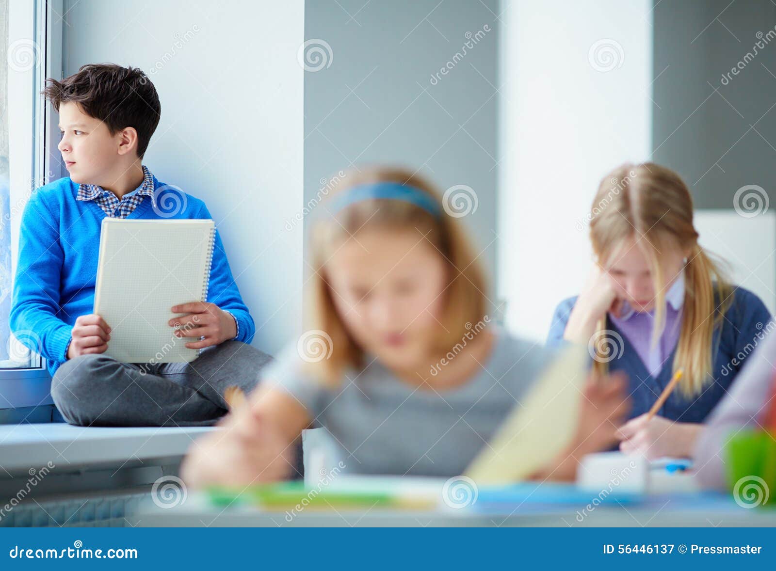 Scolaro in aula immagine stock. Immagine di elementare - 56446137