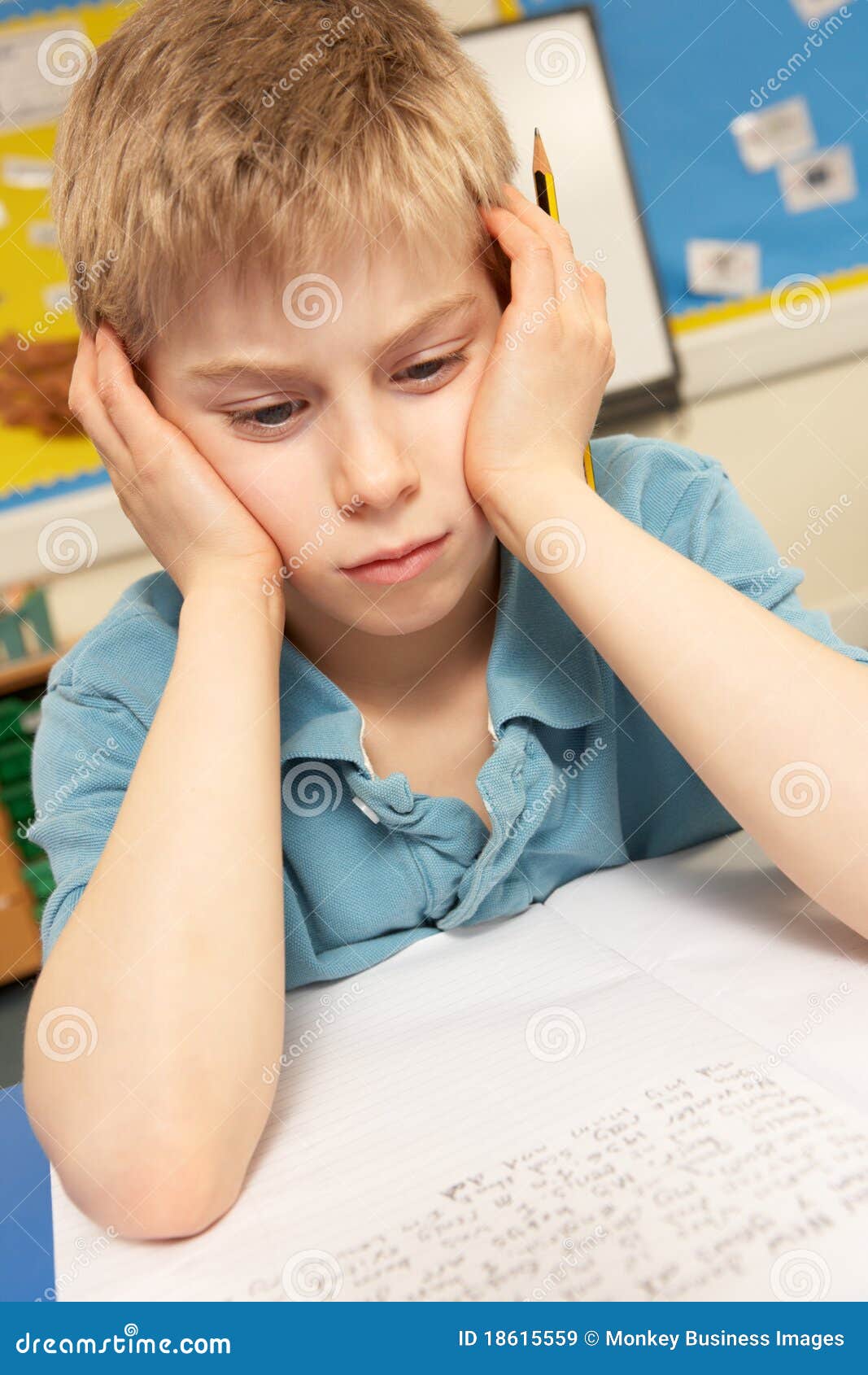 Scolaro Sollecitato Che Studia Nell'aula Immagine Stock - Immagine di ...