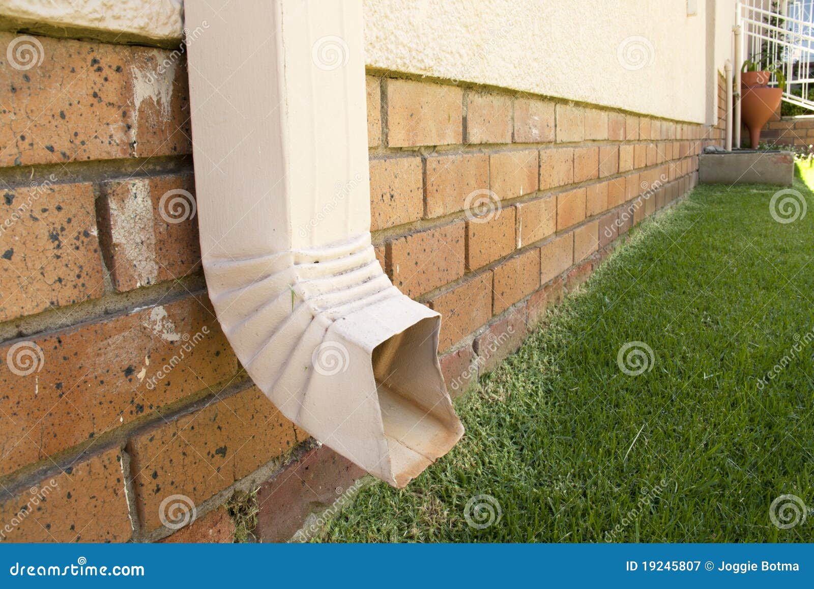 Scolo dell'acqua immagine stock. Immagine di acqua, pioggia - 19245807