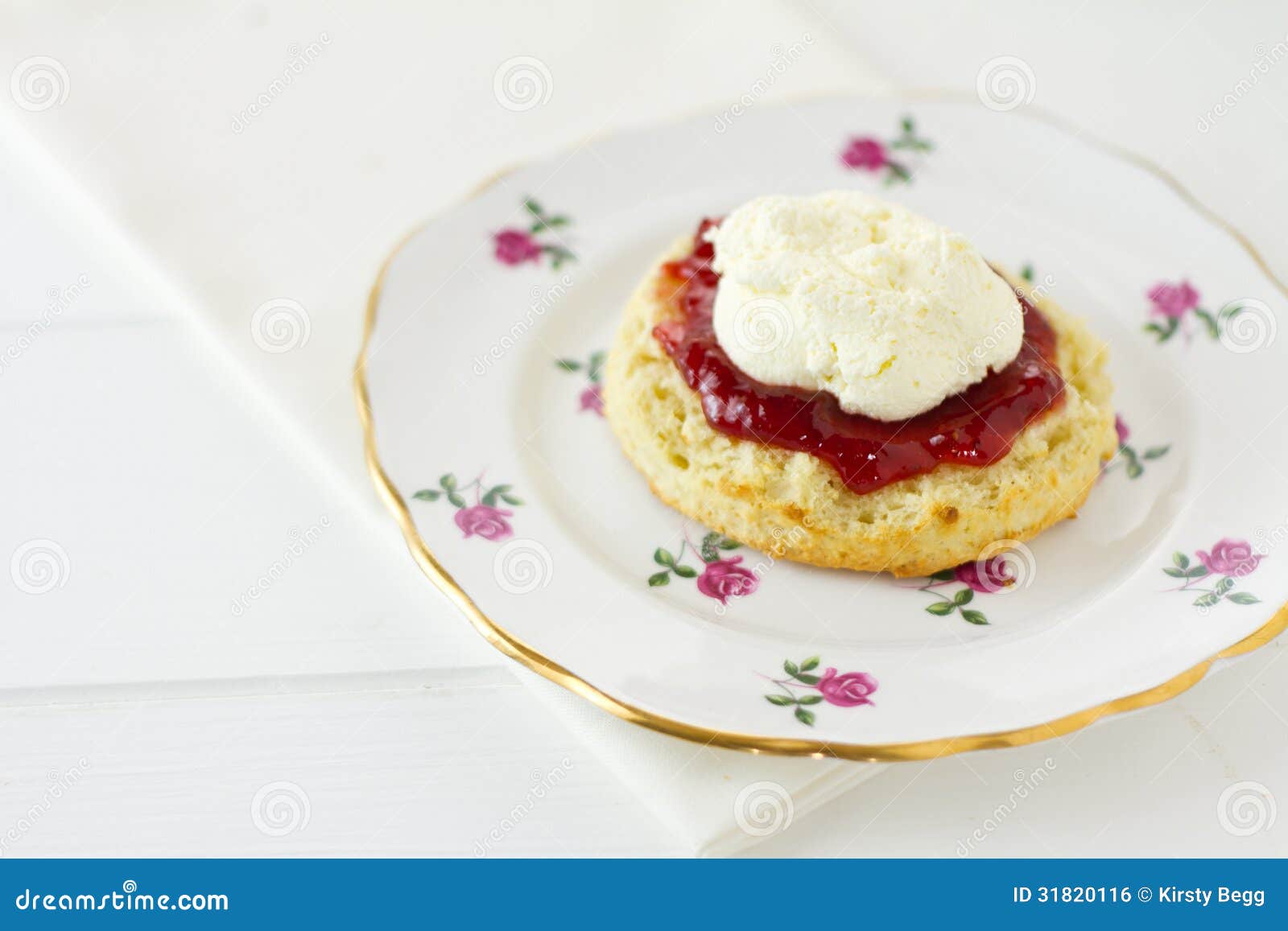 Scone Inglés, Estilo De Cornualles Foto de archivo - Imagen de fresa ...