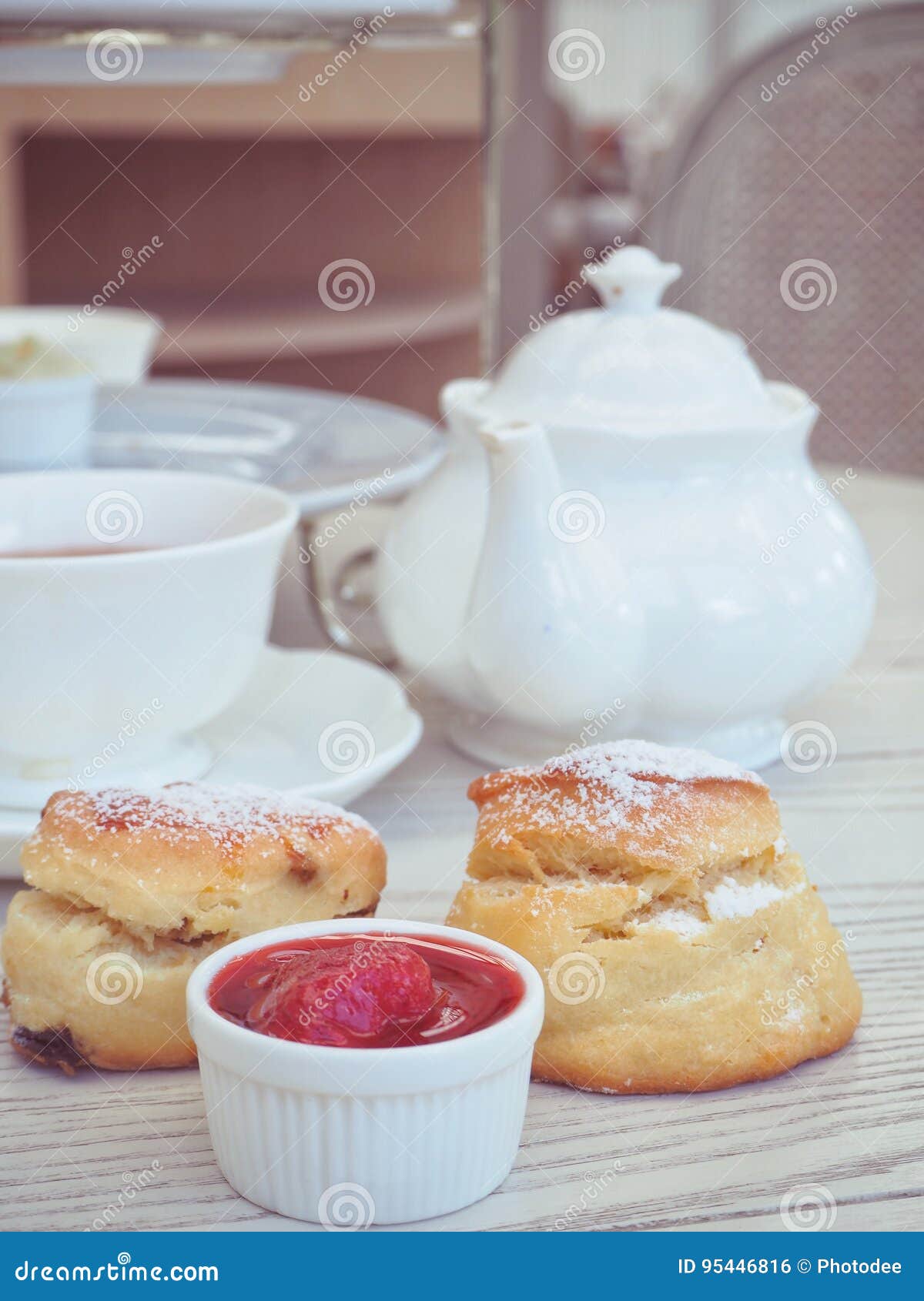 Scones met Engelse thee stock foto. Image of engels, gebak - 95446816