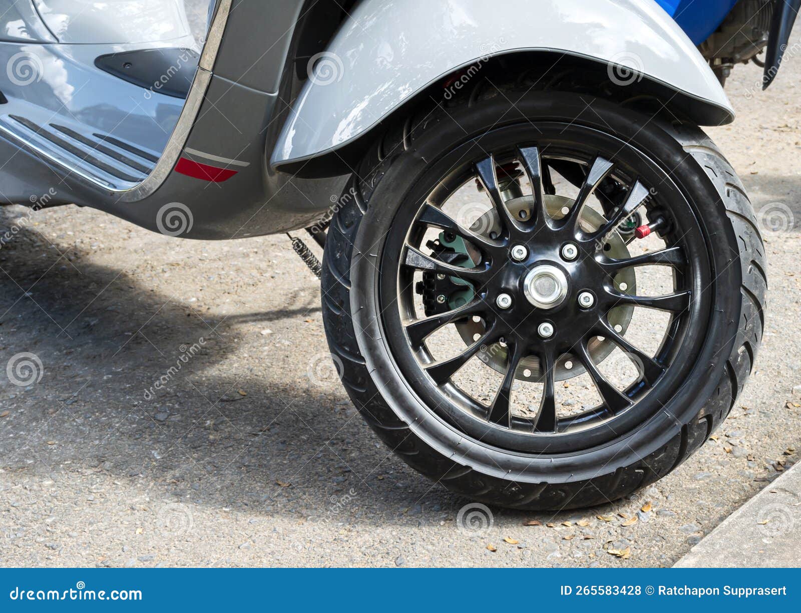 Scooter Moto De Roue Avant De Couleur Noire Photo stock - Image of ...