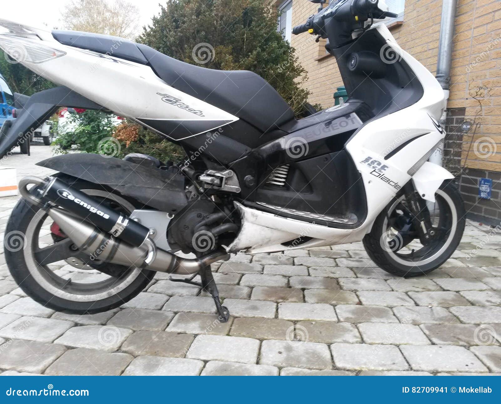 Scooter roller peugeot editorial photo. Image of jetforce - 82709941