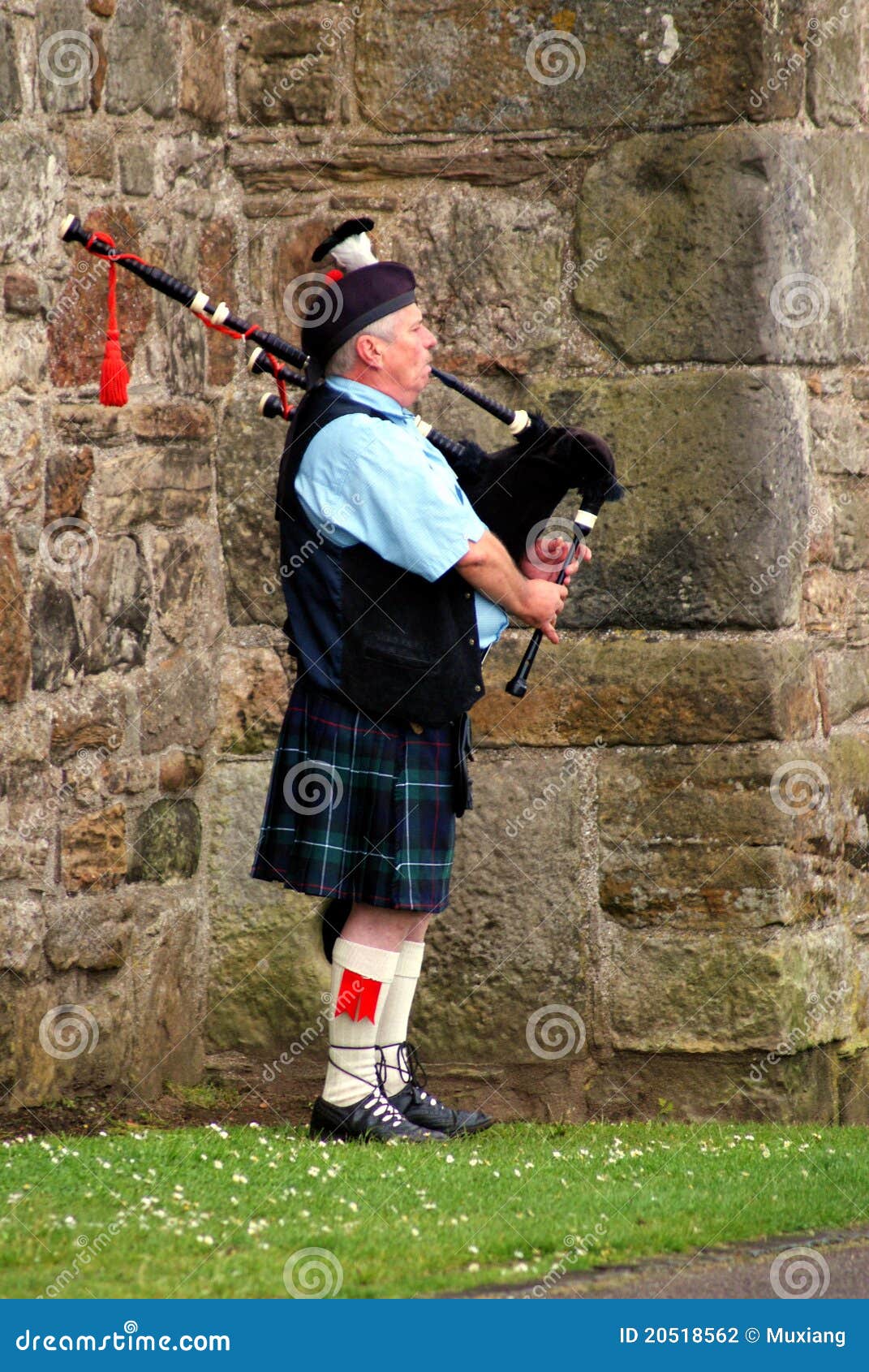Scotland bagpiper editorial photography. Image of street - 20518562