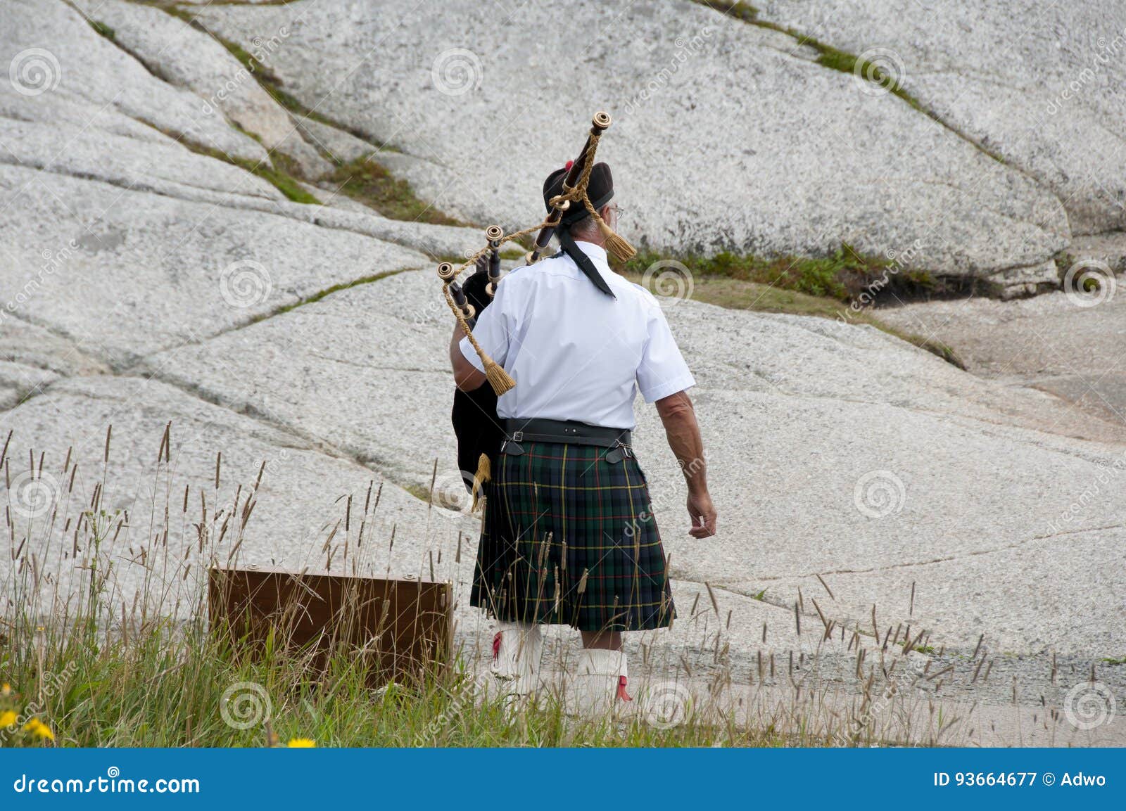 Scottish Bagpipe Player editorial photography. Image of scotland - 93664677