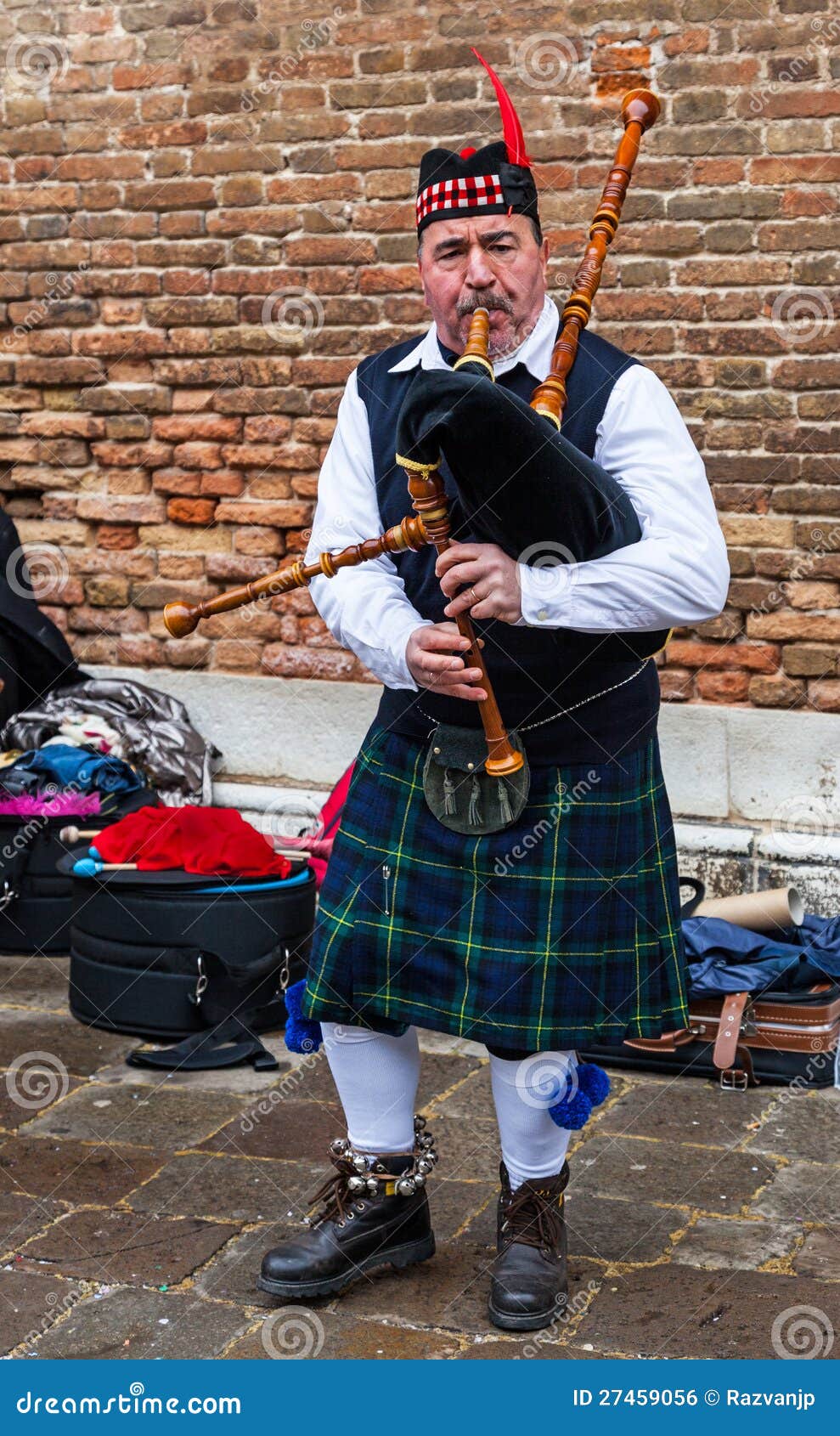 Scottish Bagpiper editorial photo. Image of action, music - 27459056
