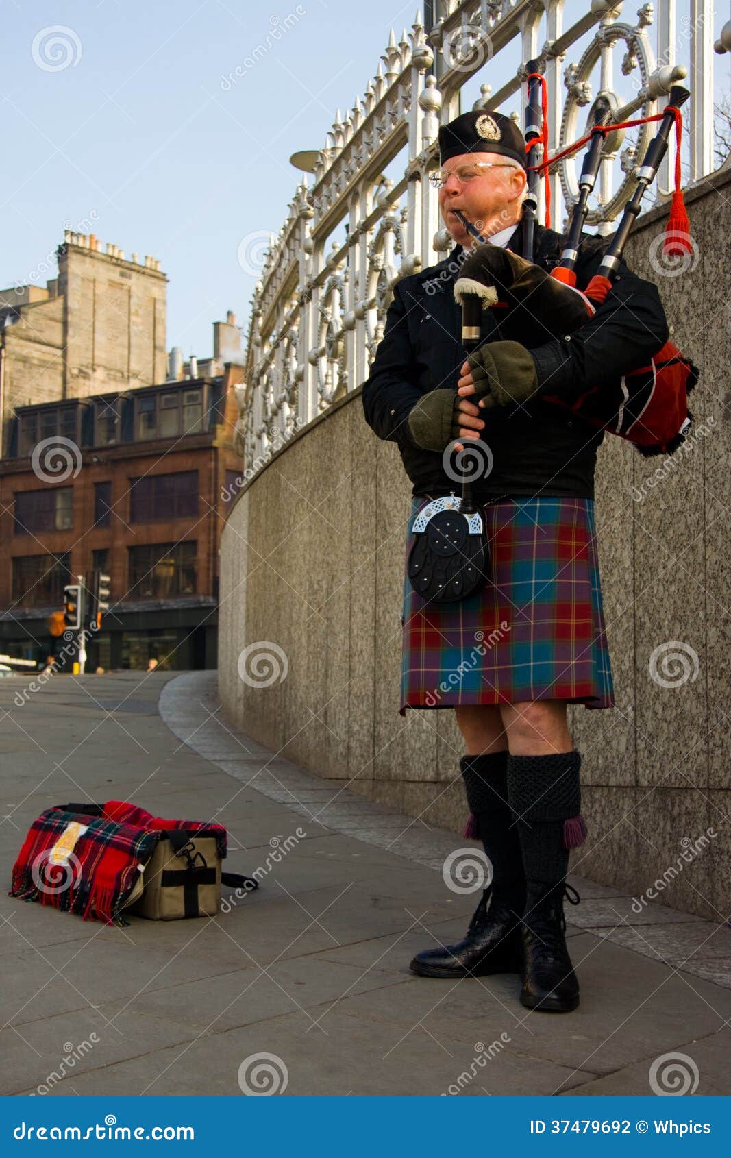 Scottish pipe man editorial photography. Image of play - 37479692