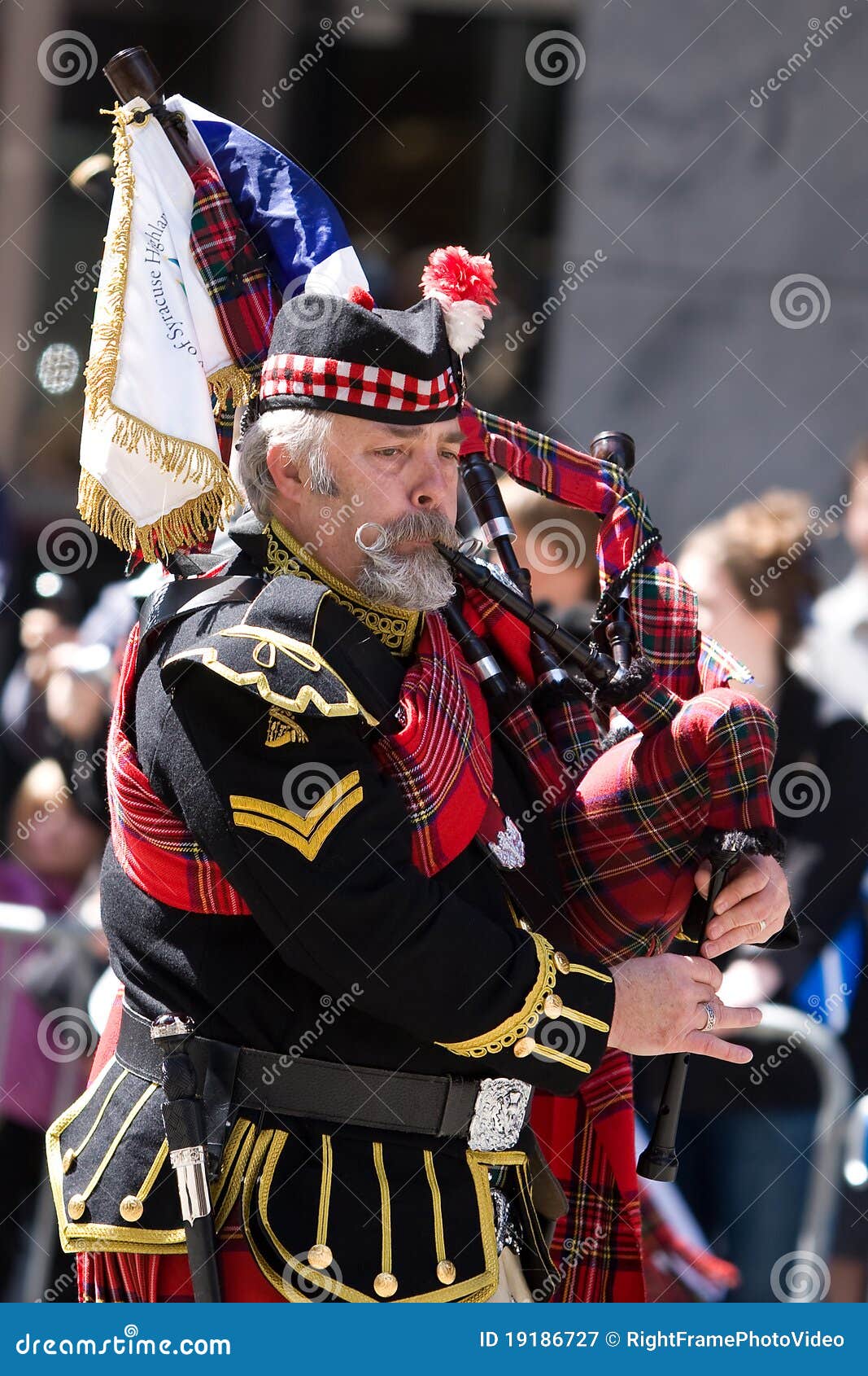 Scottish piper editorial photography. Image of britain - 19186727