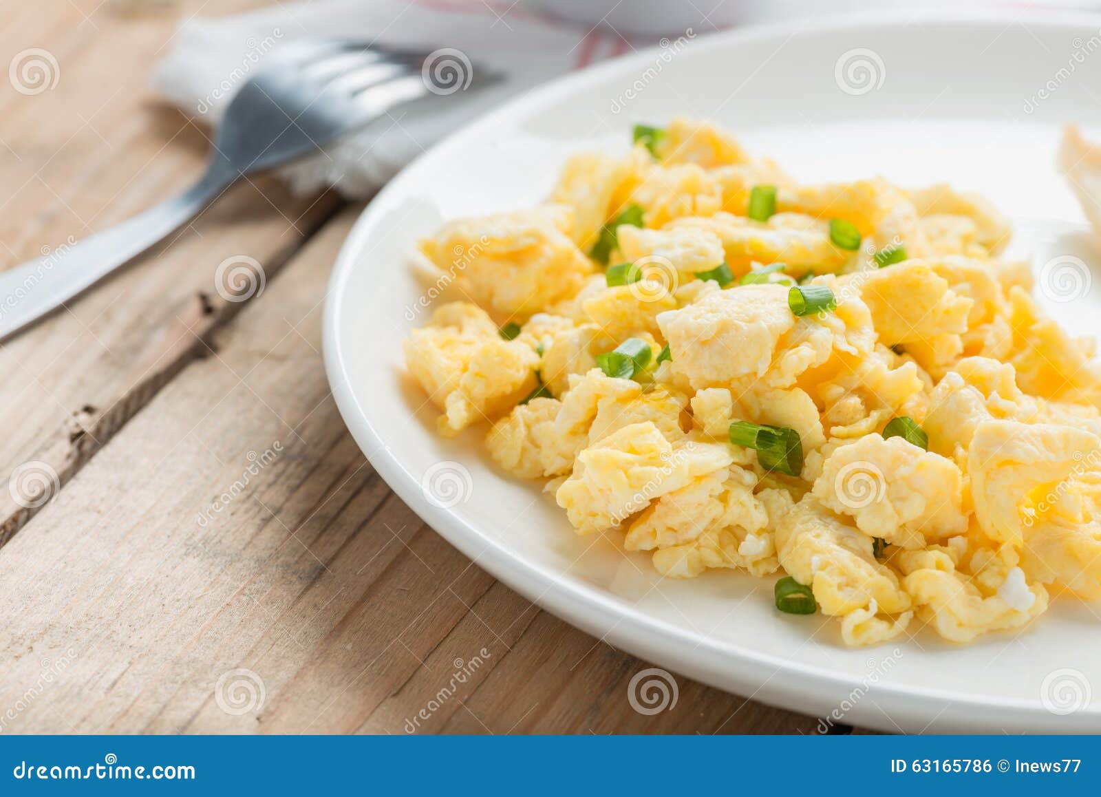 Scrambled Ei Op Witte Plaat Stock Foto - Image of vork, toost: 63165786
