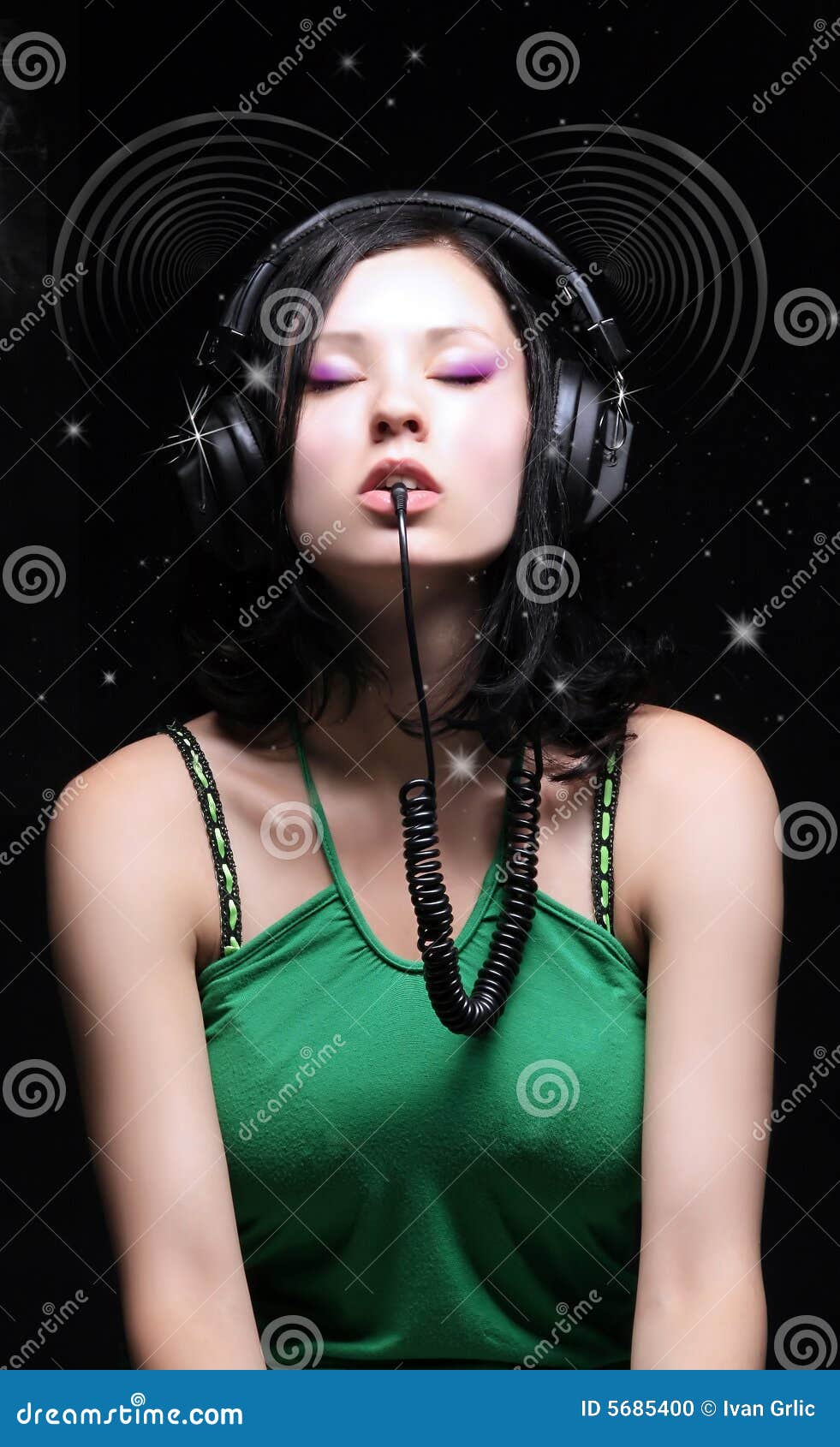 Scream and sing stock photo. Image of earphones, beauty - 5685400