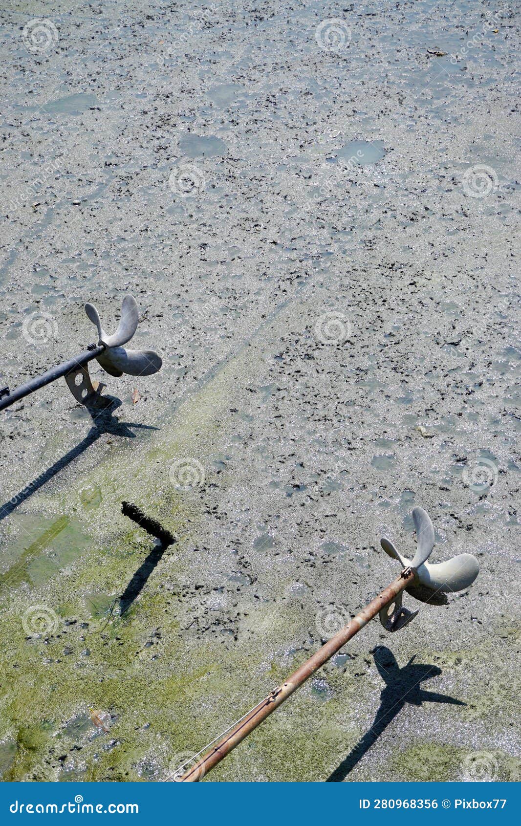 Screw-Propeller of Long Tail Boat and Low Lide Sea Surface Background ...
