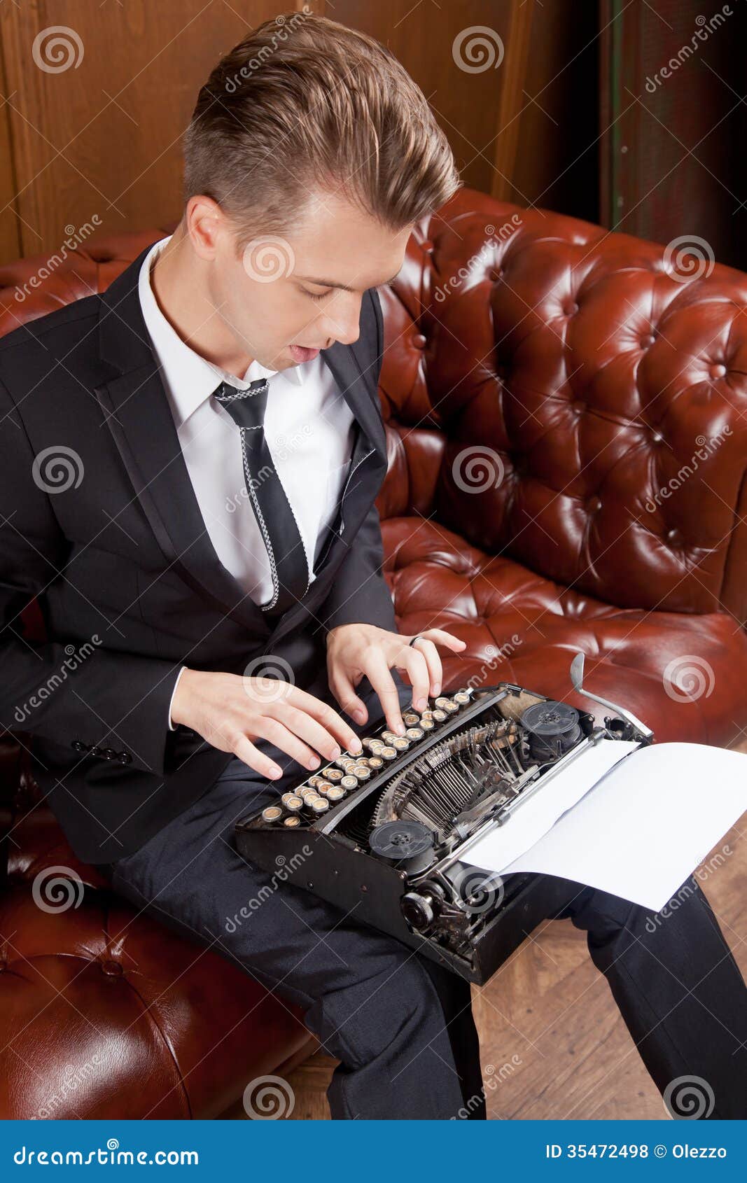 Scrittore Con Una Macchina Da Scrivere Fotografia Stock - Immagine di ...