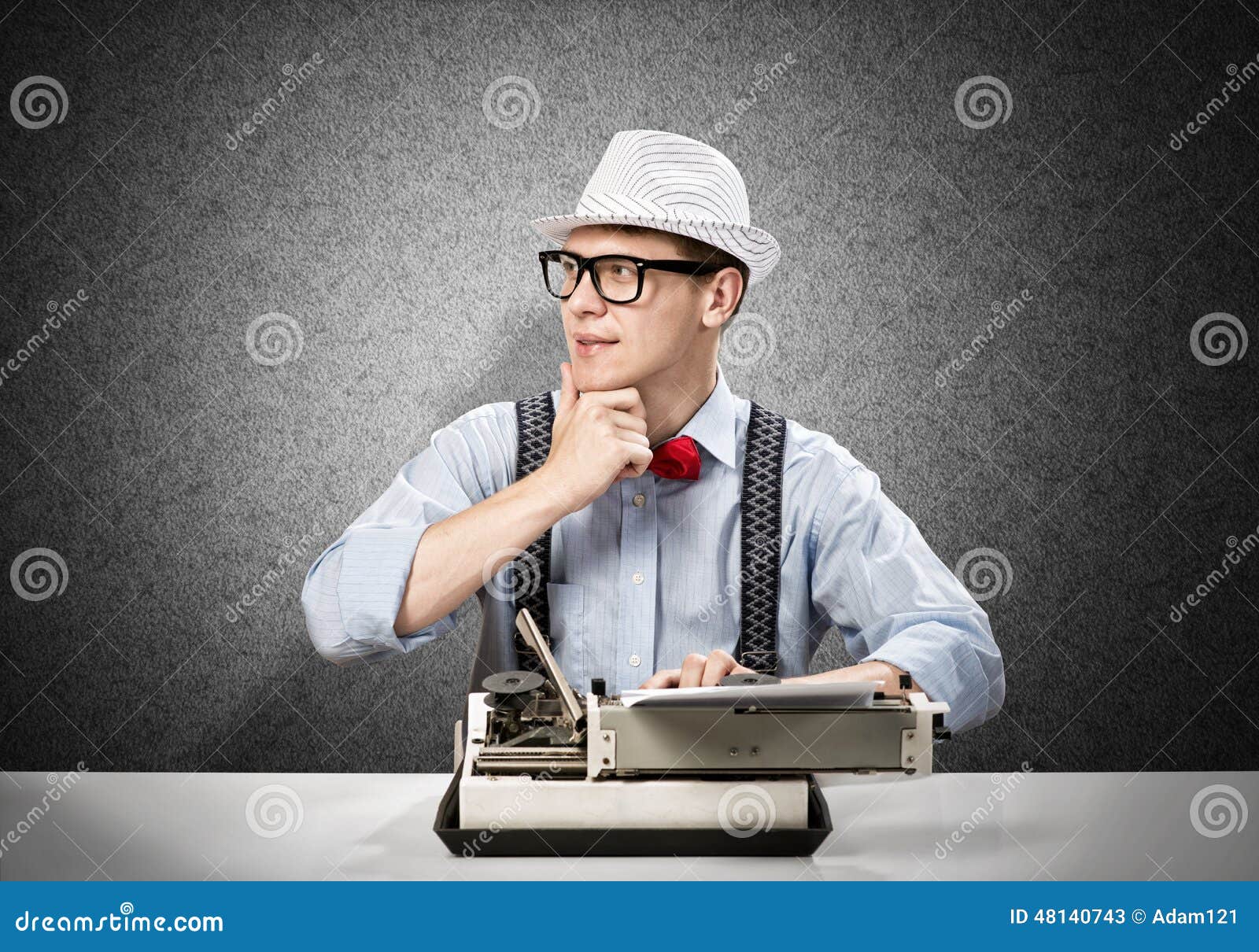 Scrittore dell'uomo immagine stock. Immagine di macchina - 48140743