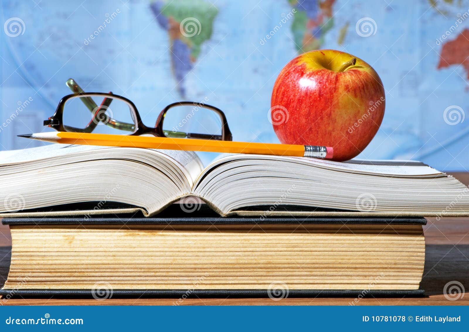 Scrittorio Di Studio Con Apple Ed I Libri Fotografia Stock - Immagine ...