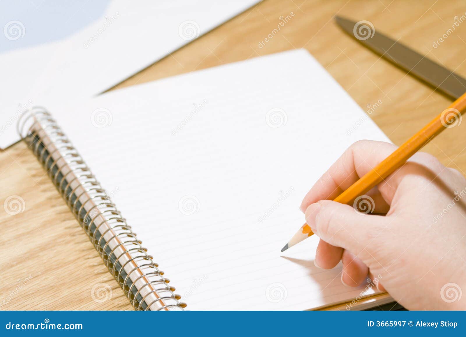 Scrittura dell'appunto immagine stock. Immagine di tenuta - 3665997