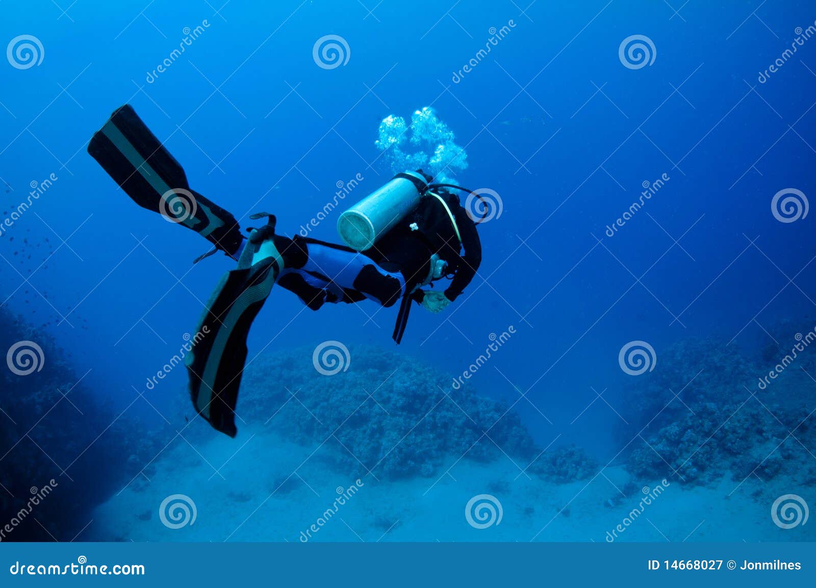 Scuba diver in blue sea stock image. Image of bubbles - 14668027