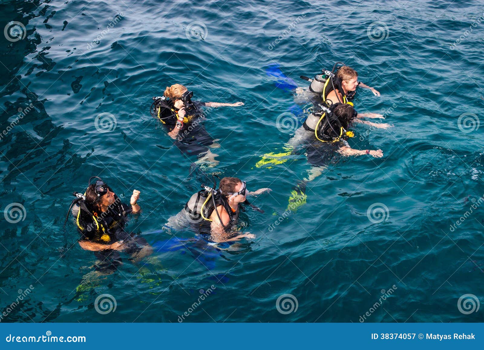 Scuba divers editorial photography. Image of head, scene - 38374057