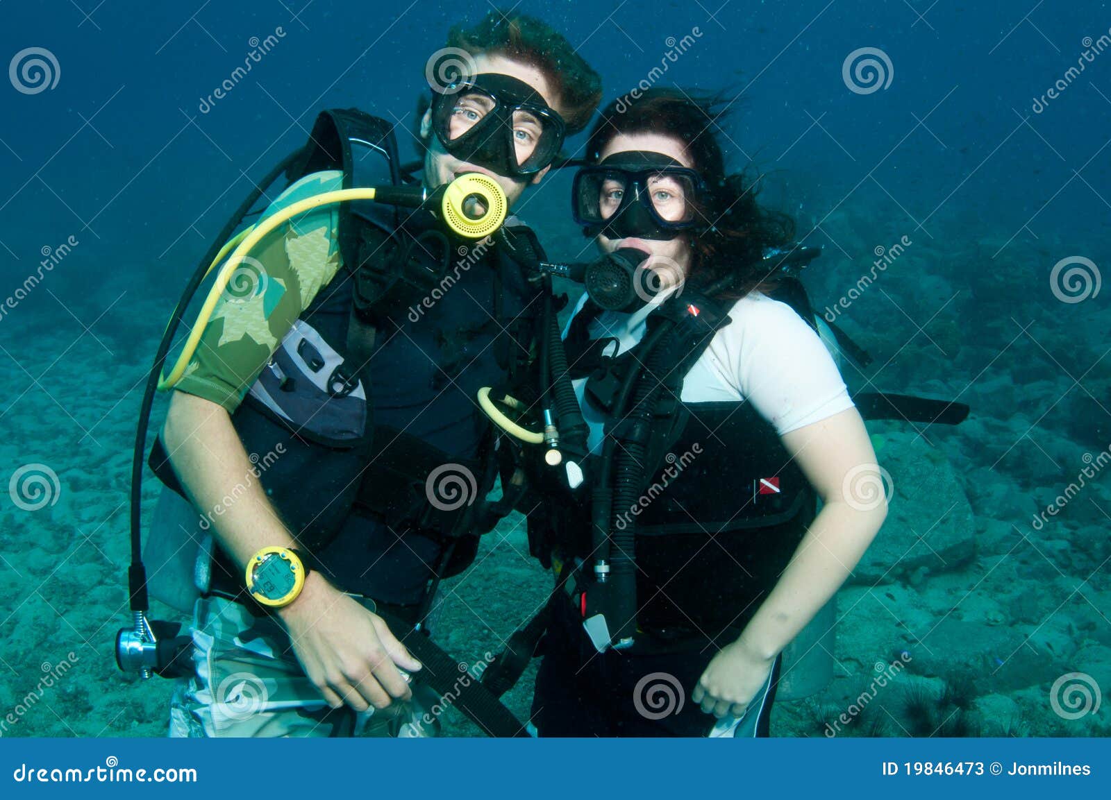 Scuba Divers Pose Underwater Stock Image - Image of blue, aquatic: 19846473