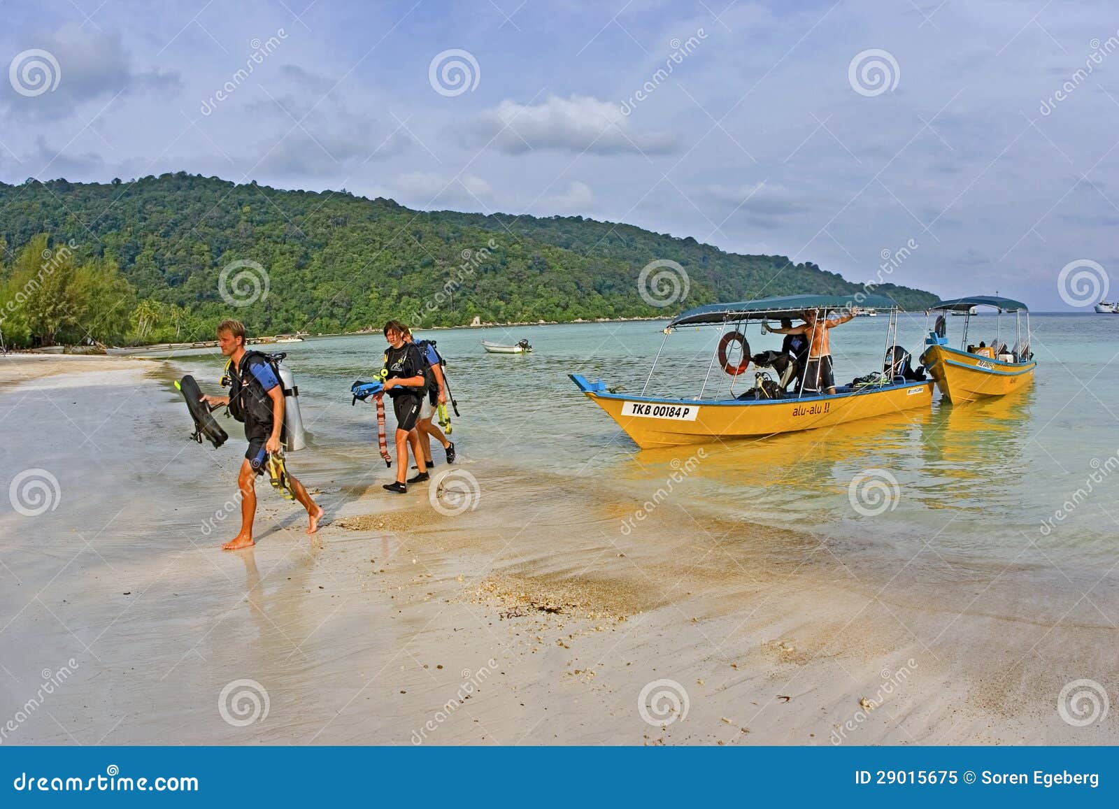 Scuba Divers Walking on Beach after a Dive Trip Editorial Image - Image ...
