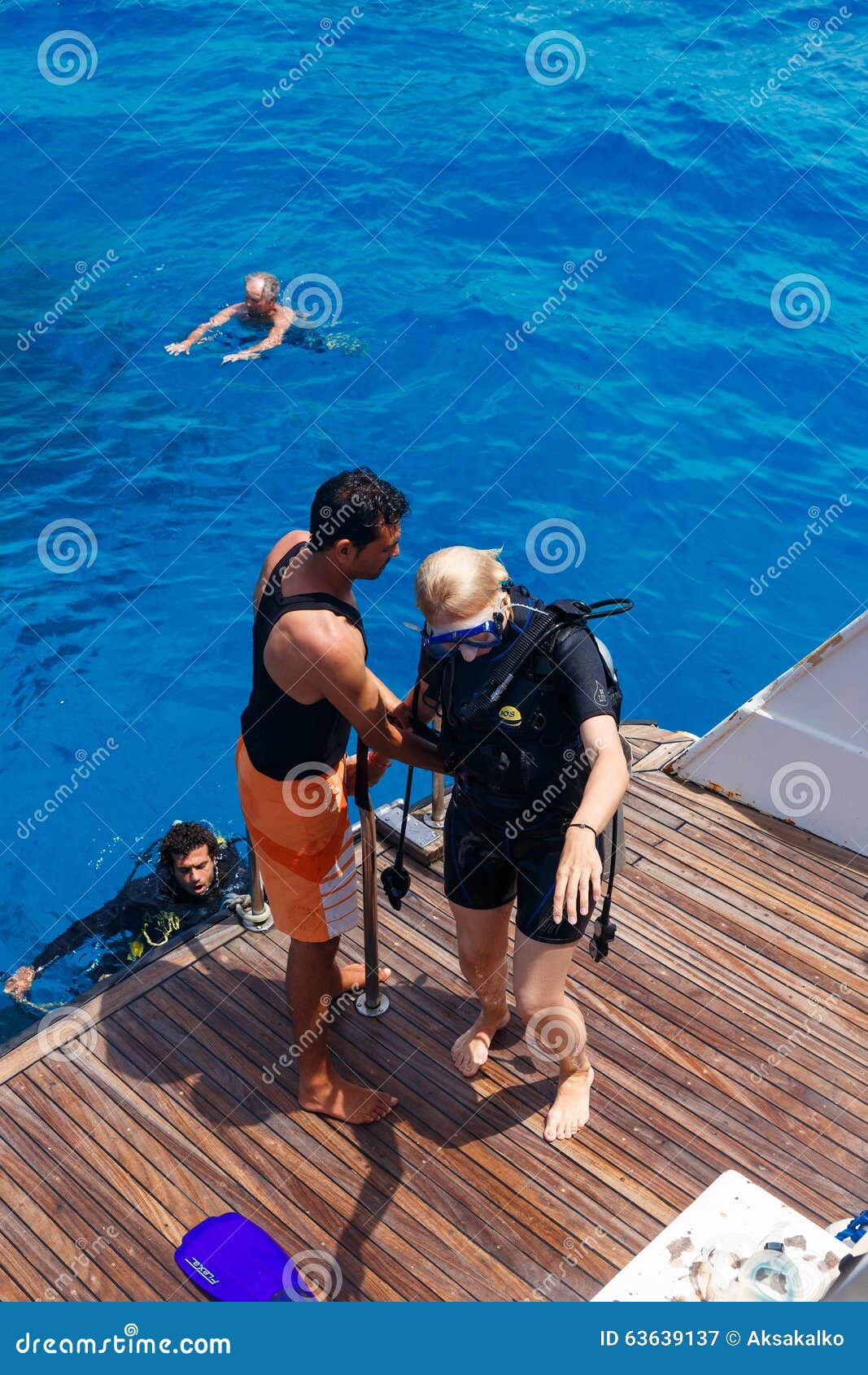 Scuba Diving Instructor Checking Equipment Editorial Photography ...