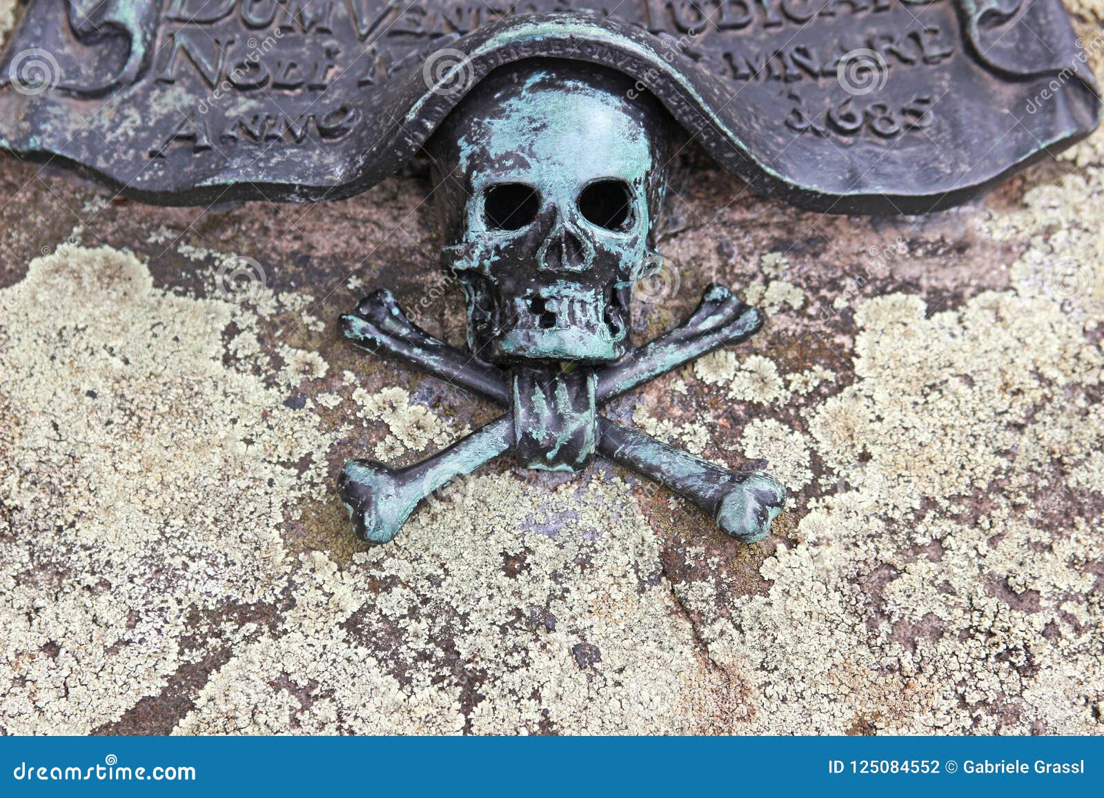 Sculpture Of A Scull And Crossed Bones On A Tombstone Royalty-Free ...