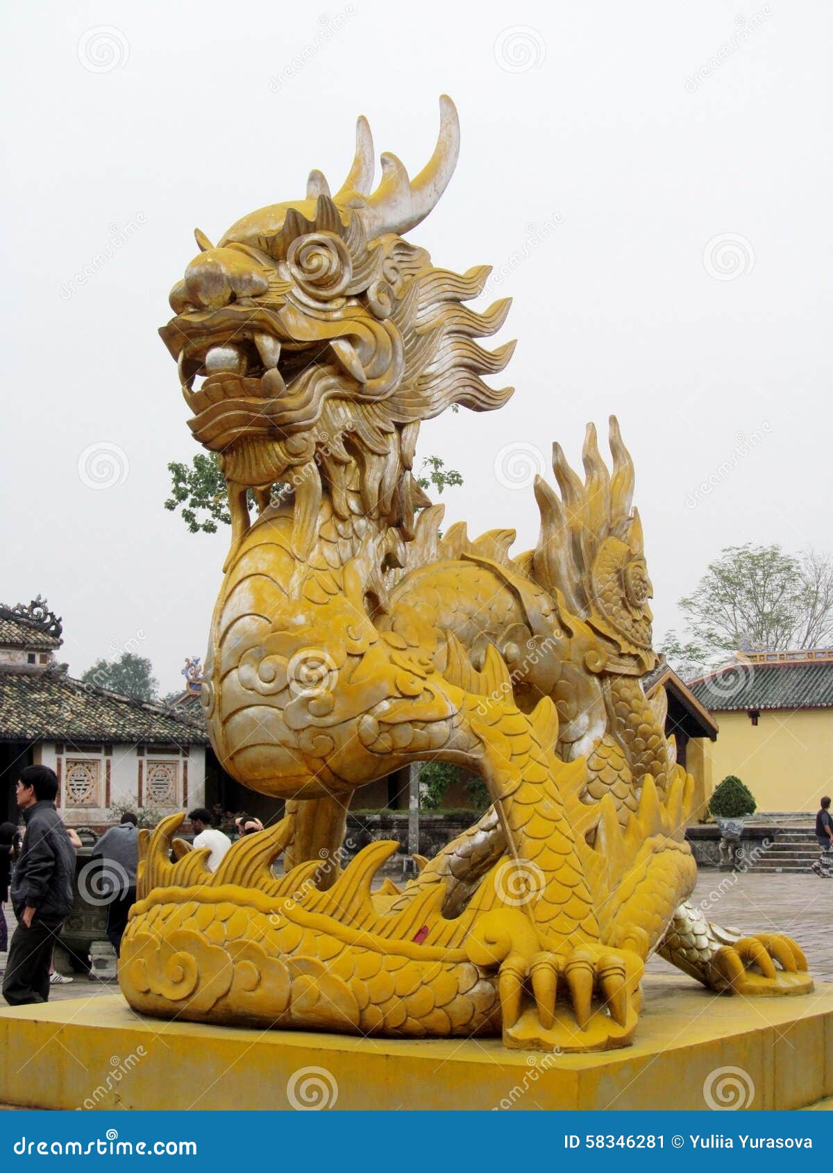 Sculpture Asiatique En Jaune De Dragon Photo éditorial - Image du ...