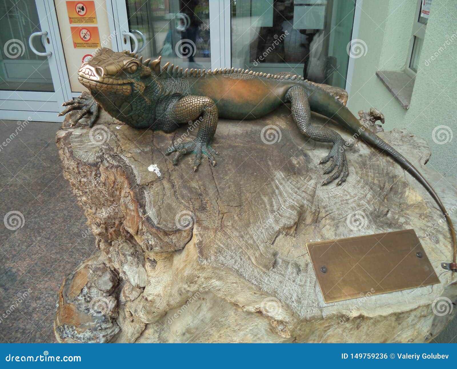Sculpture Bronze Iguana on a Sawn Tree Editorial Photo - Image of chameleon, wildlife: 149759236