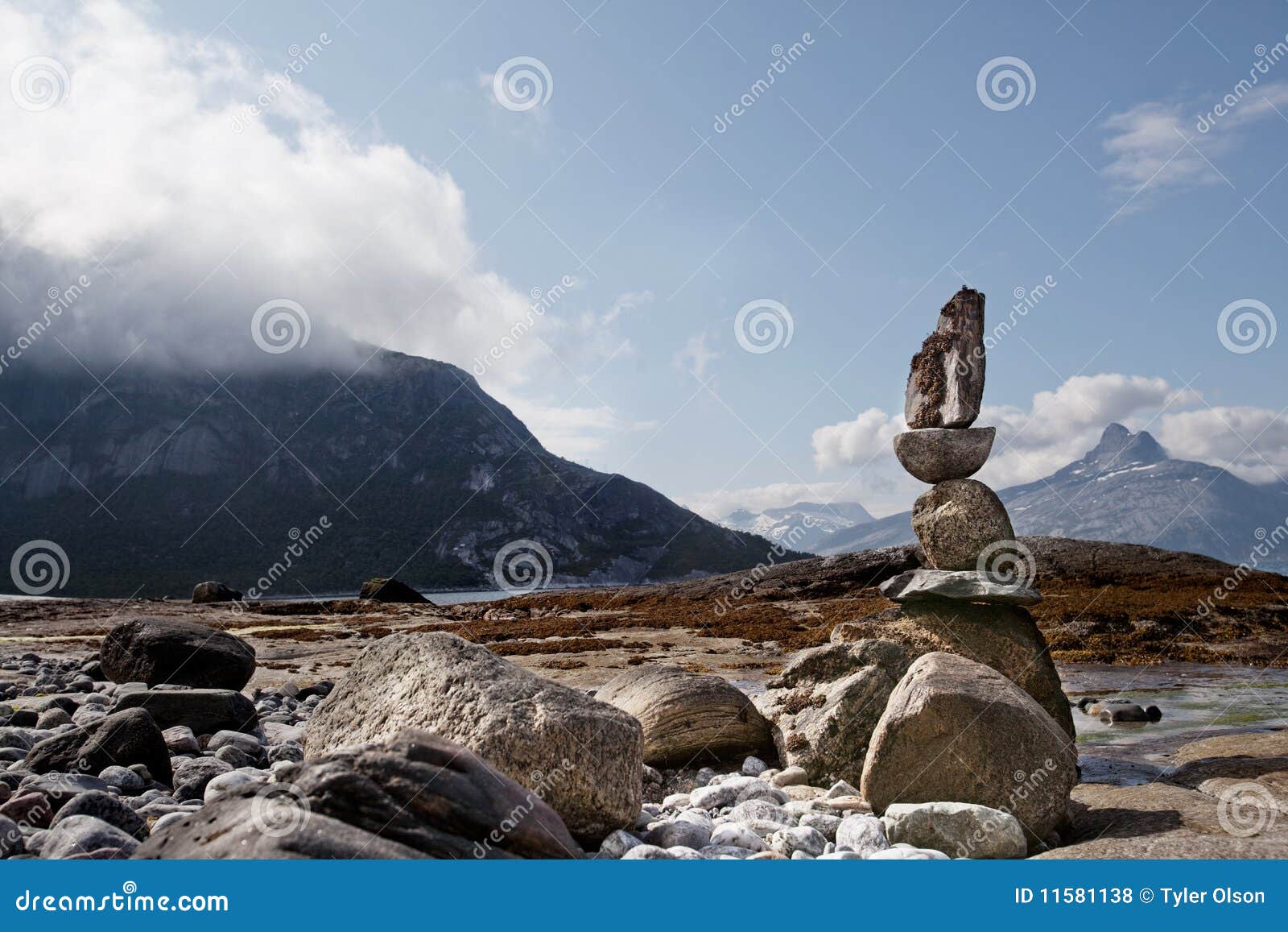Sculpture en roche photo stock. Image du empilement, horizontal - 11581138