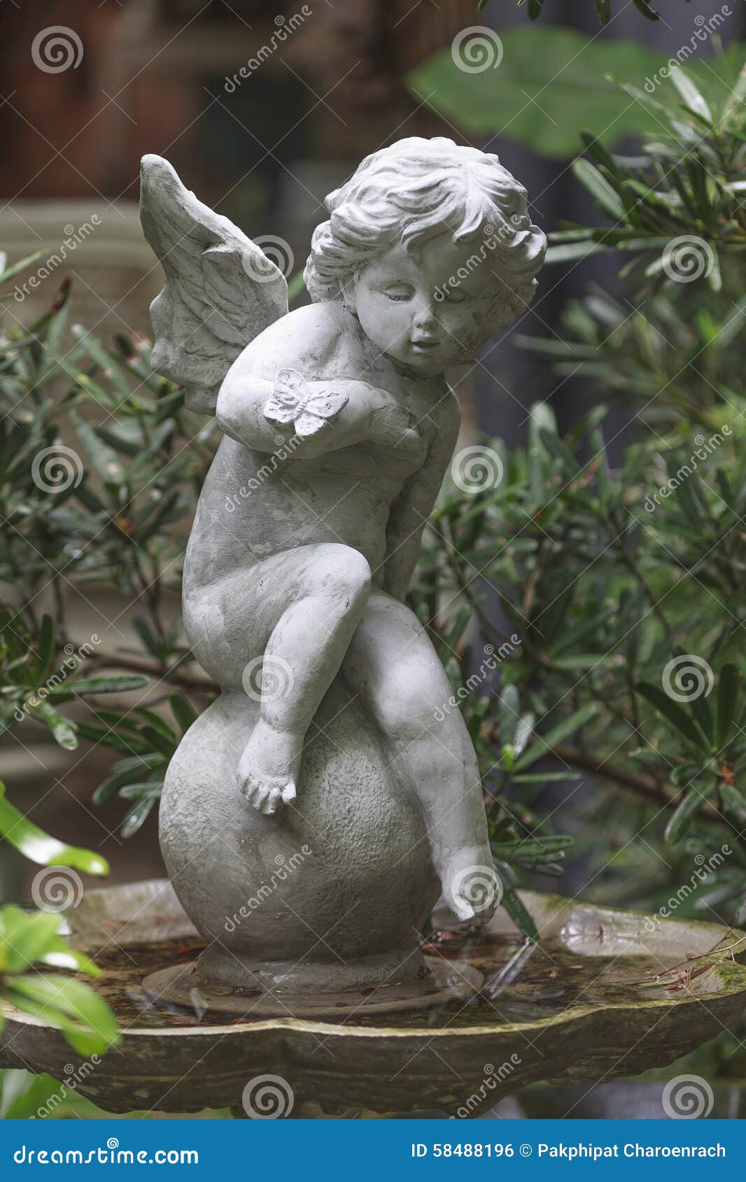Sculpture En Statue De Cupidon Dans Le Jardin Photo stock - Image du ...